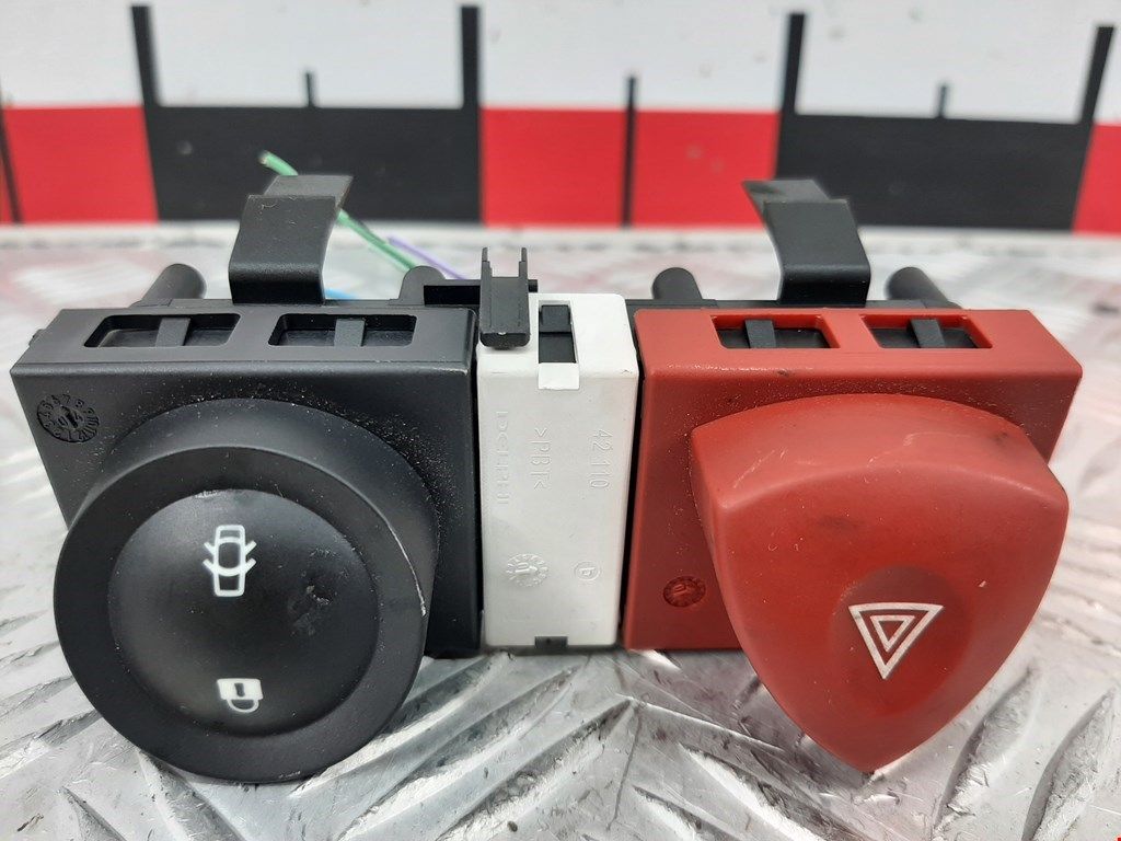 Кнопка аварийной сигнализации / 1561590 8200107808 8200095493 для Renault Megane 2 (с пробегом)