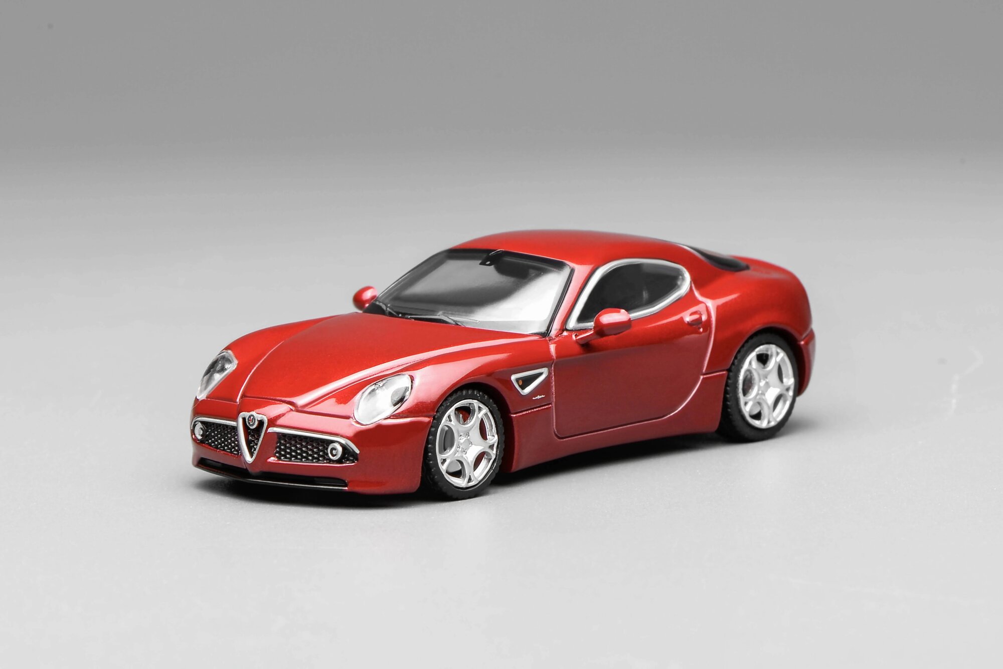 Коллекционная модель автомобиля BBURAGO Alfa Romeo 8C Competizione 1:64