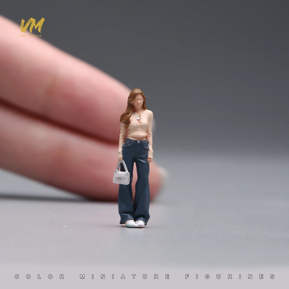 Миниатюрная фигурка девушки в джинсах и бежевой кофте, 1/18