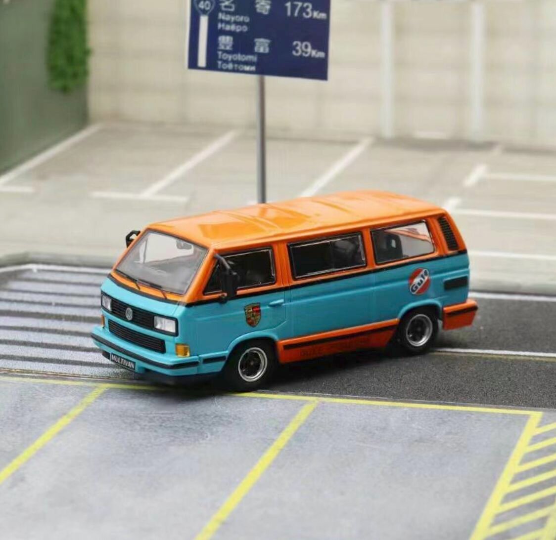 Коллекционная машинка Master 1:64 VW T3 Gulf