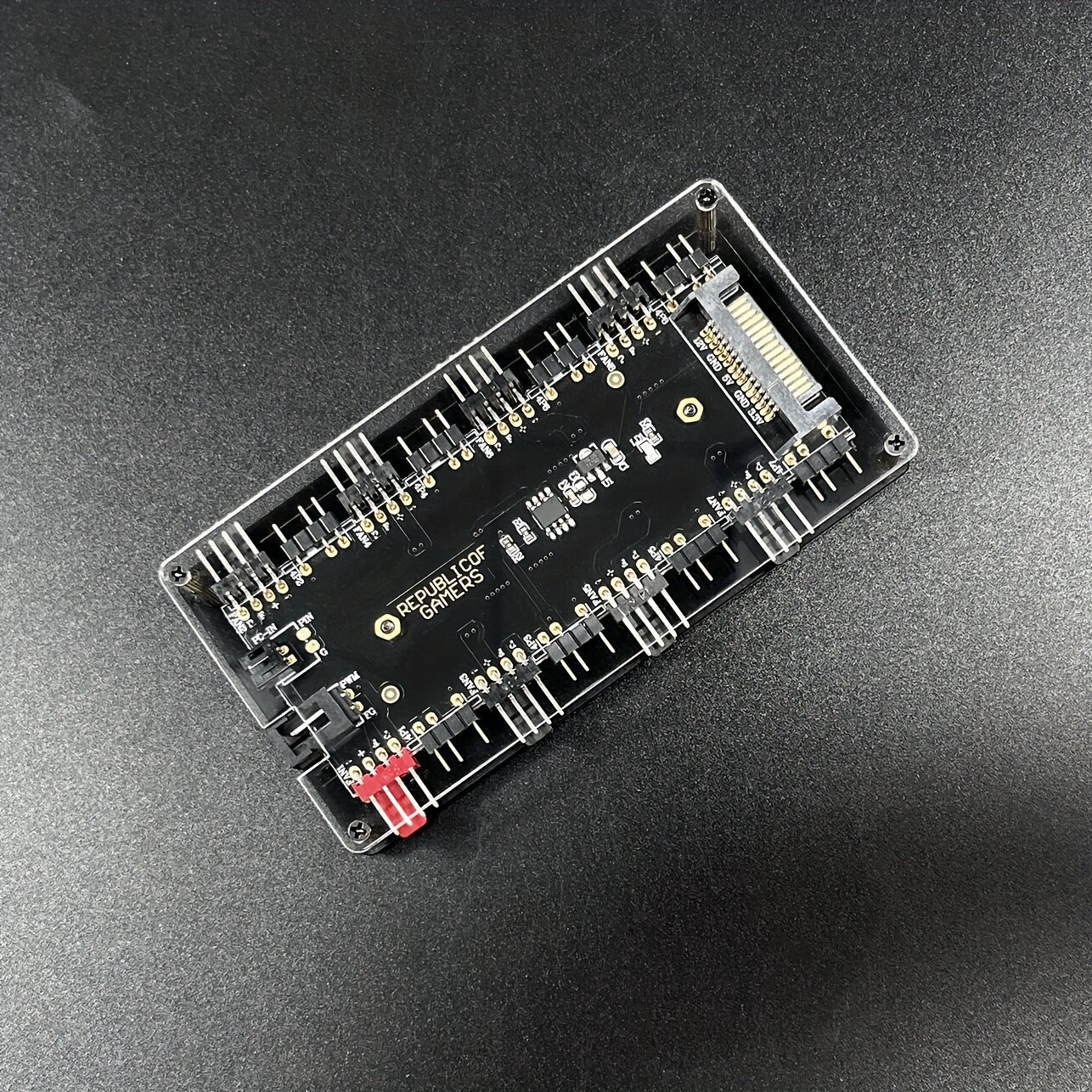 16-портовый хаб-контроллер вентиляторов 5V 3-Pin PWM с температурным контролем и синхронизацией ARGB, USB питание, до 36V, на клейкой основе, черный