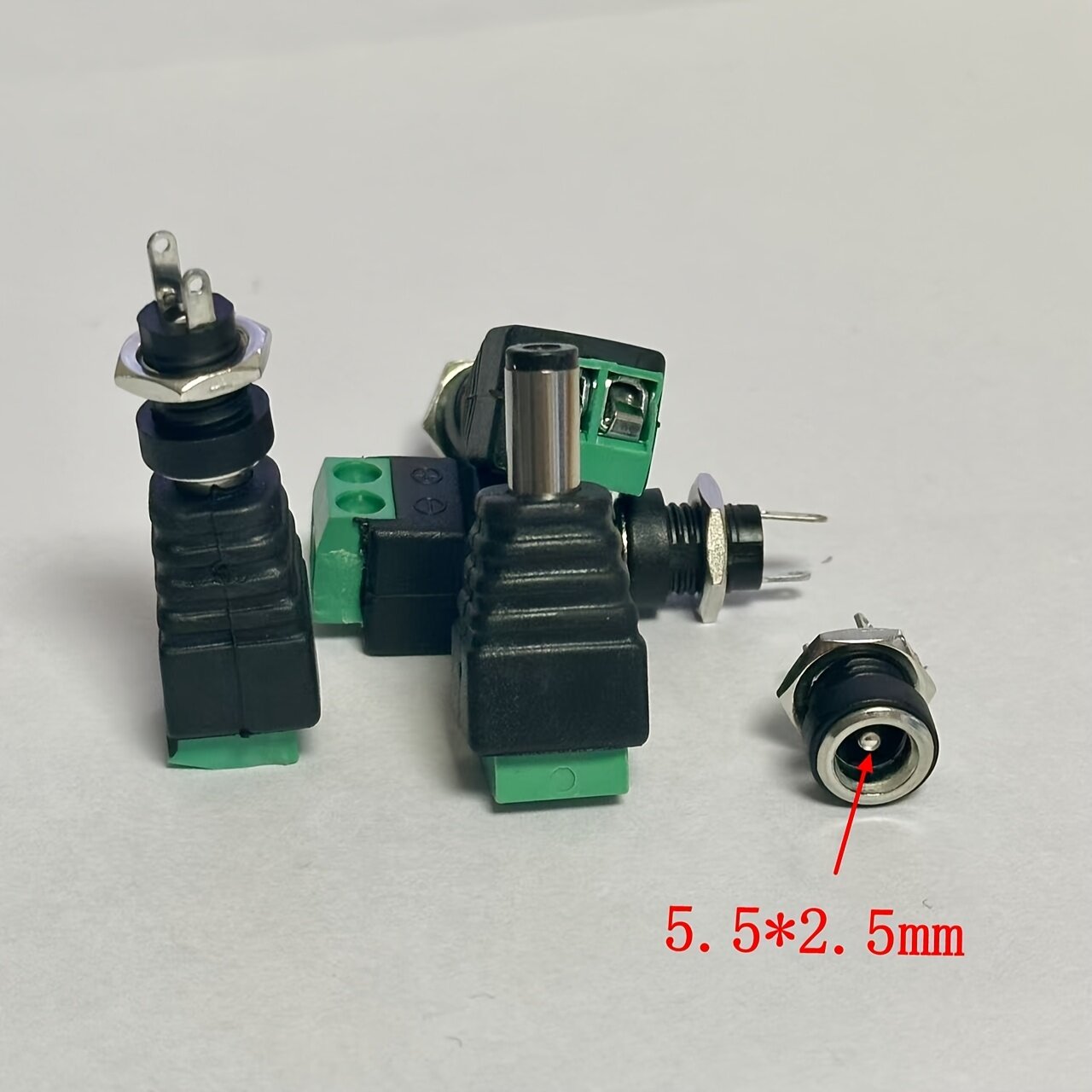 Комплект разъемов DC male 4 пары + гнездо питания DC022B 5.5×2.5 мм с гайкой, 12В, изолированный медный штекер