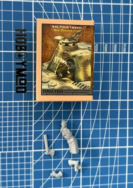EM-35177 Фигурка для самостоятельной росписи 1:35 WWS Panzer Crewman