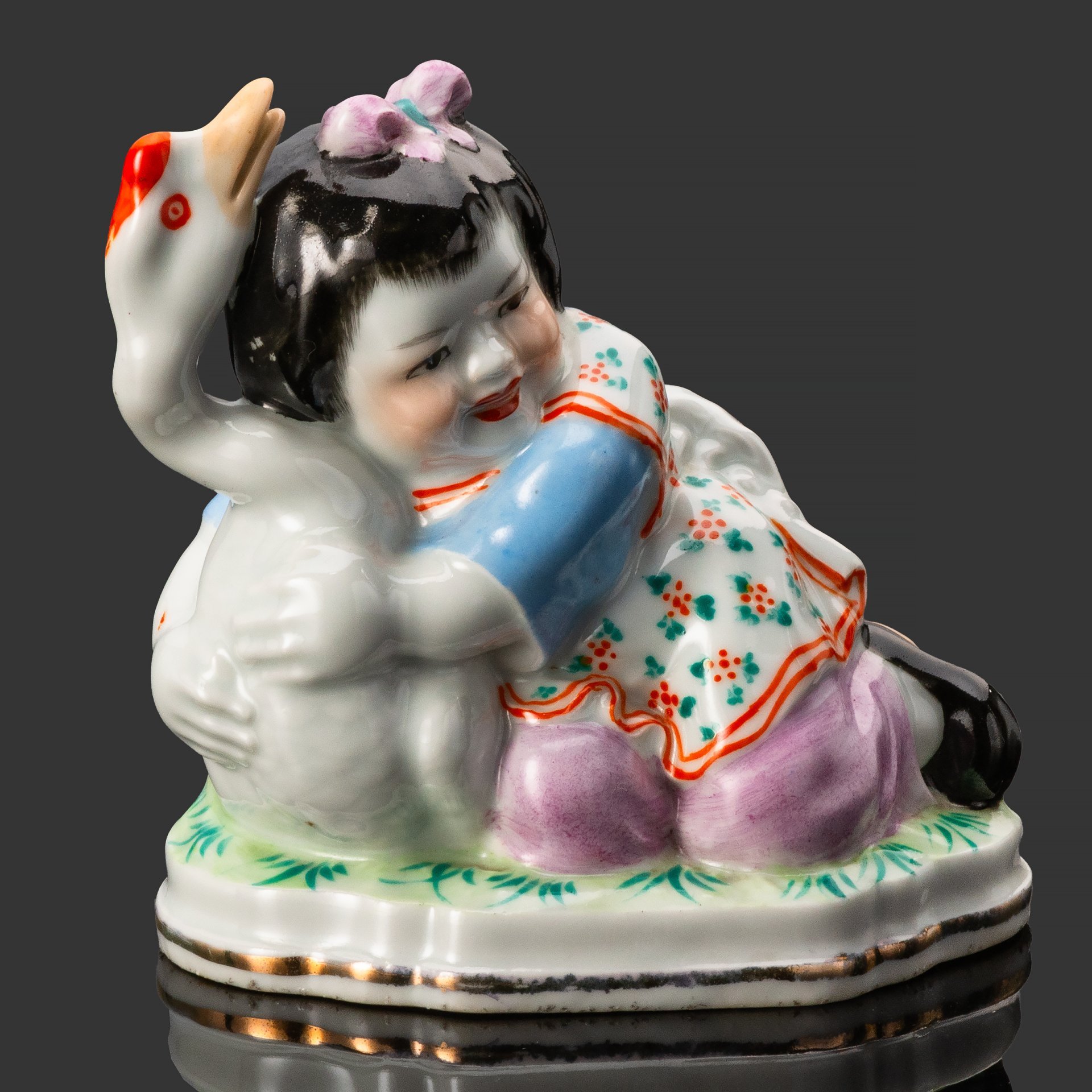 Статуэтка "Девочка с гусем", Китай, фарфор, роспись, золочение, 1950-1960 гг.