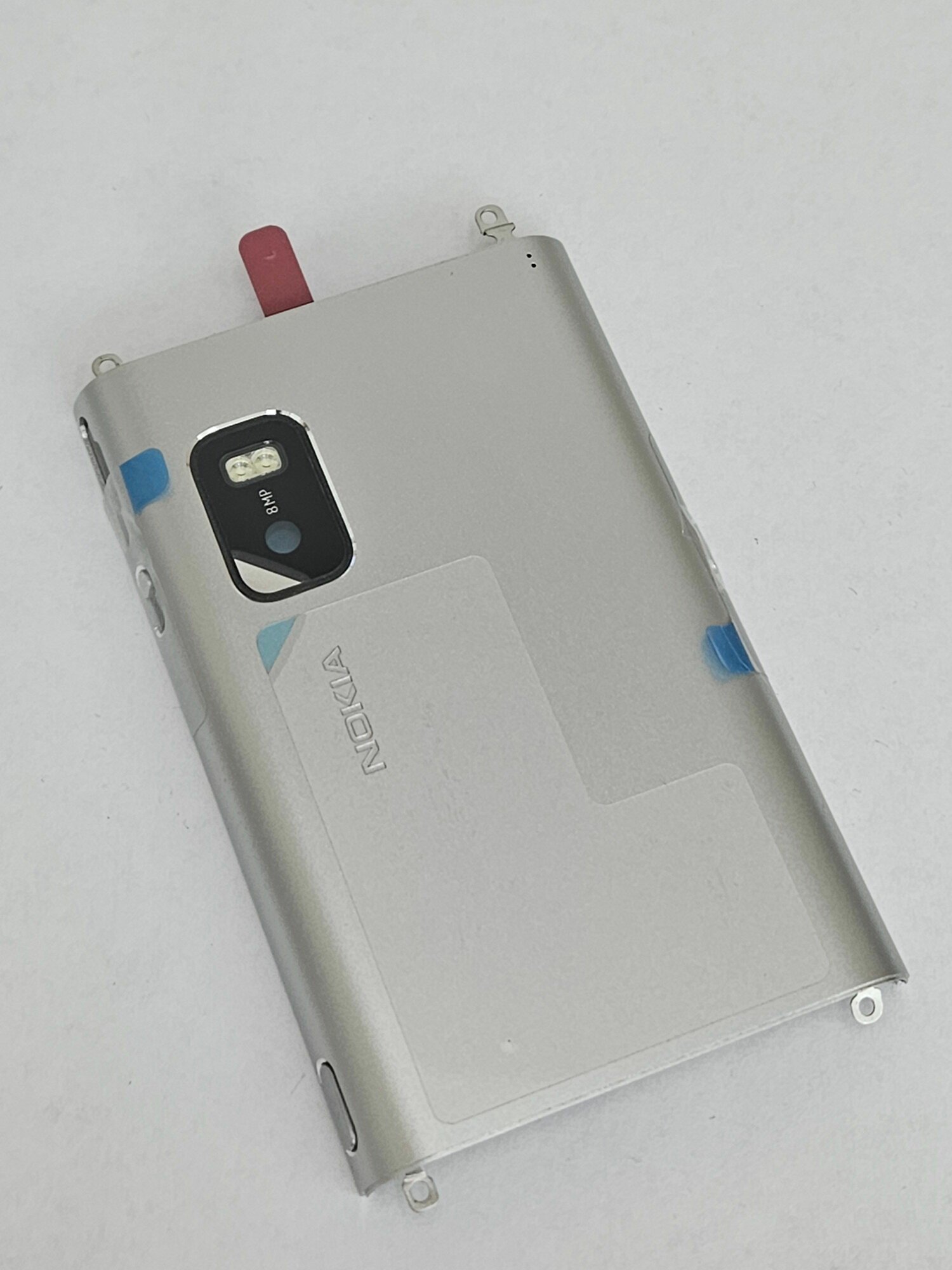 Задняя панель в сборе с боковыми клавишами и вспышкой камеры для Nokia E7 (цвет - silver) orig, p/n: 0257426