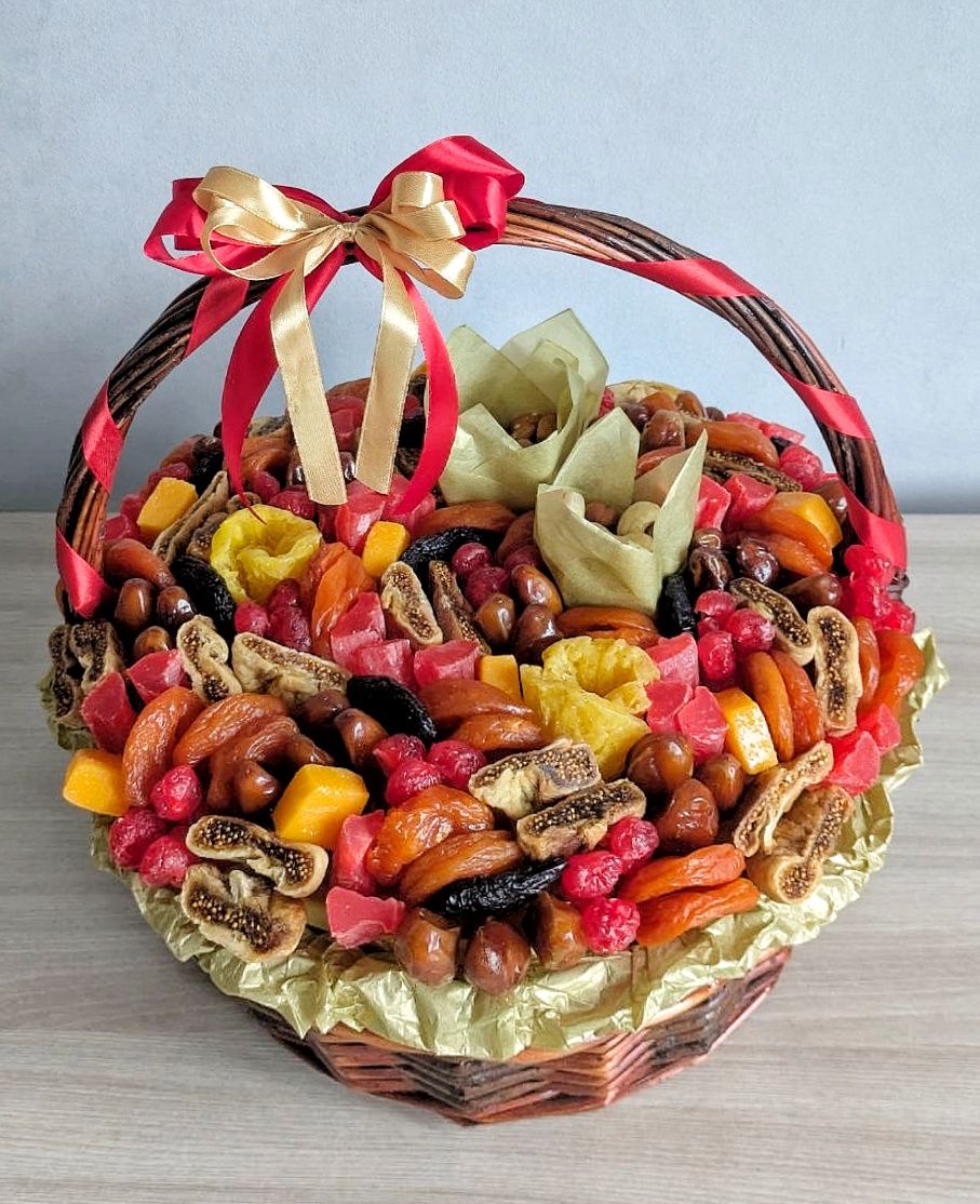 Корзина сухофруктов и орехов