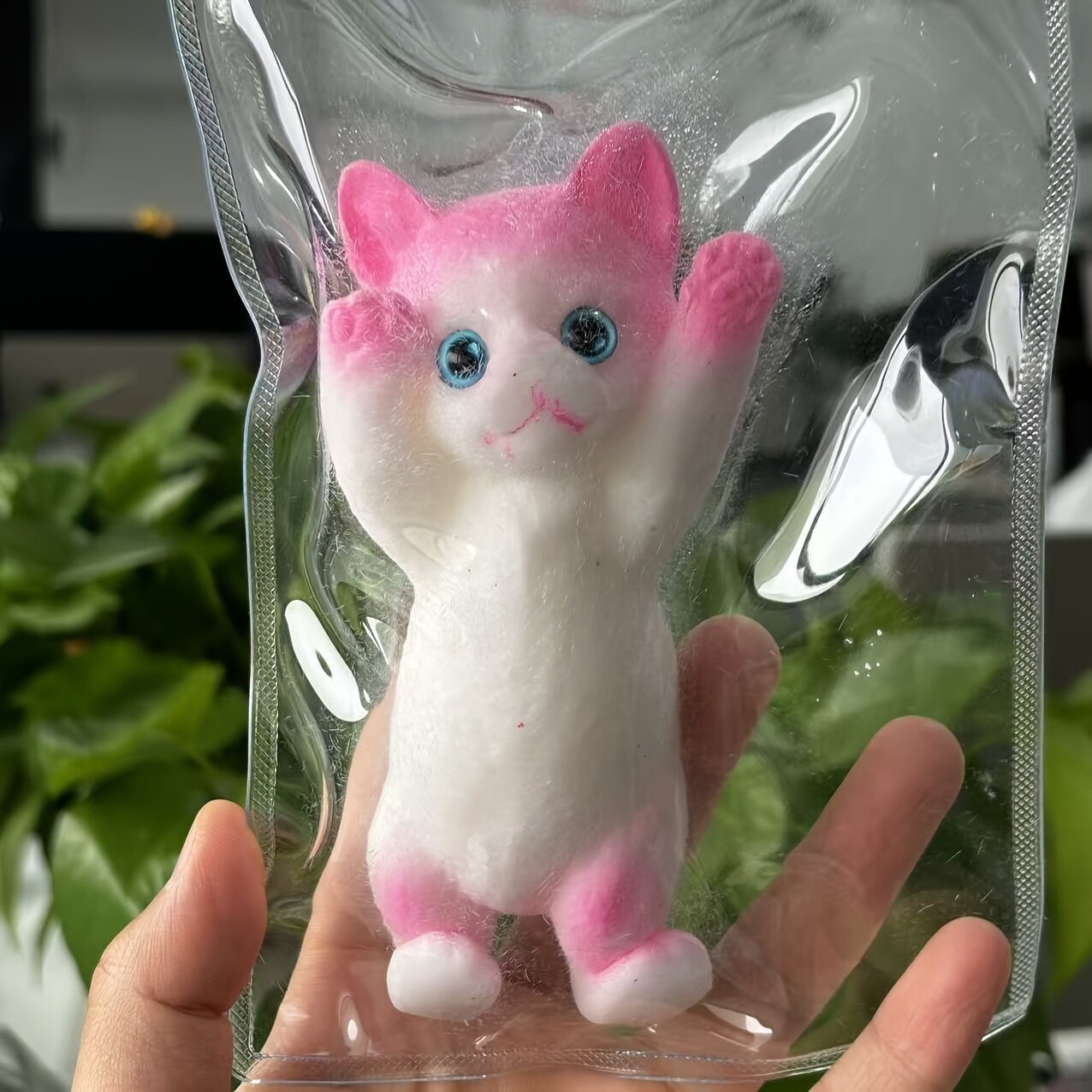 Мягкая реалистичная игрушка-сжималка в виде розово-белого котенка