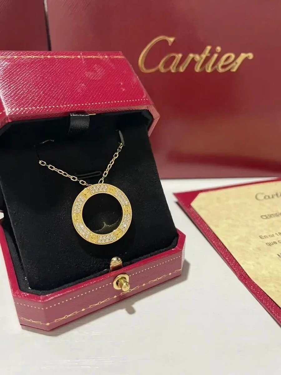 Колье золотого цвета с подвеской-кругом, стразами Swarovski и замком крючок-пуговица