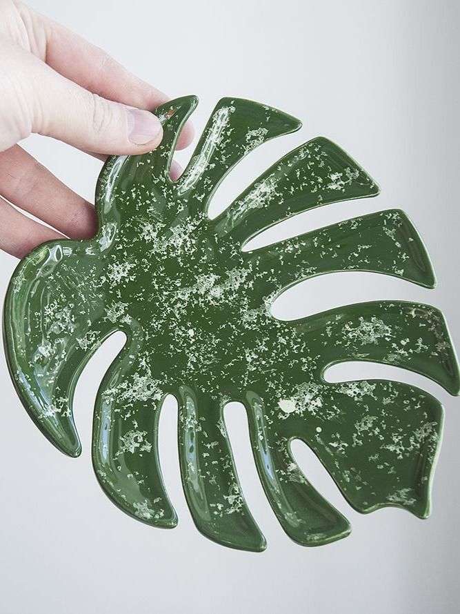 Тарелка декоративная Monsterra Palm, на ножках, керамика