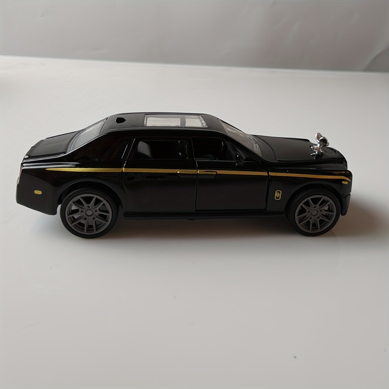 Модель автомобиля 1:43 из сплава с открывающимися дверцами и механизмом обратного хода, черный