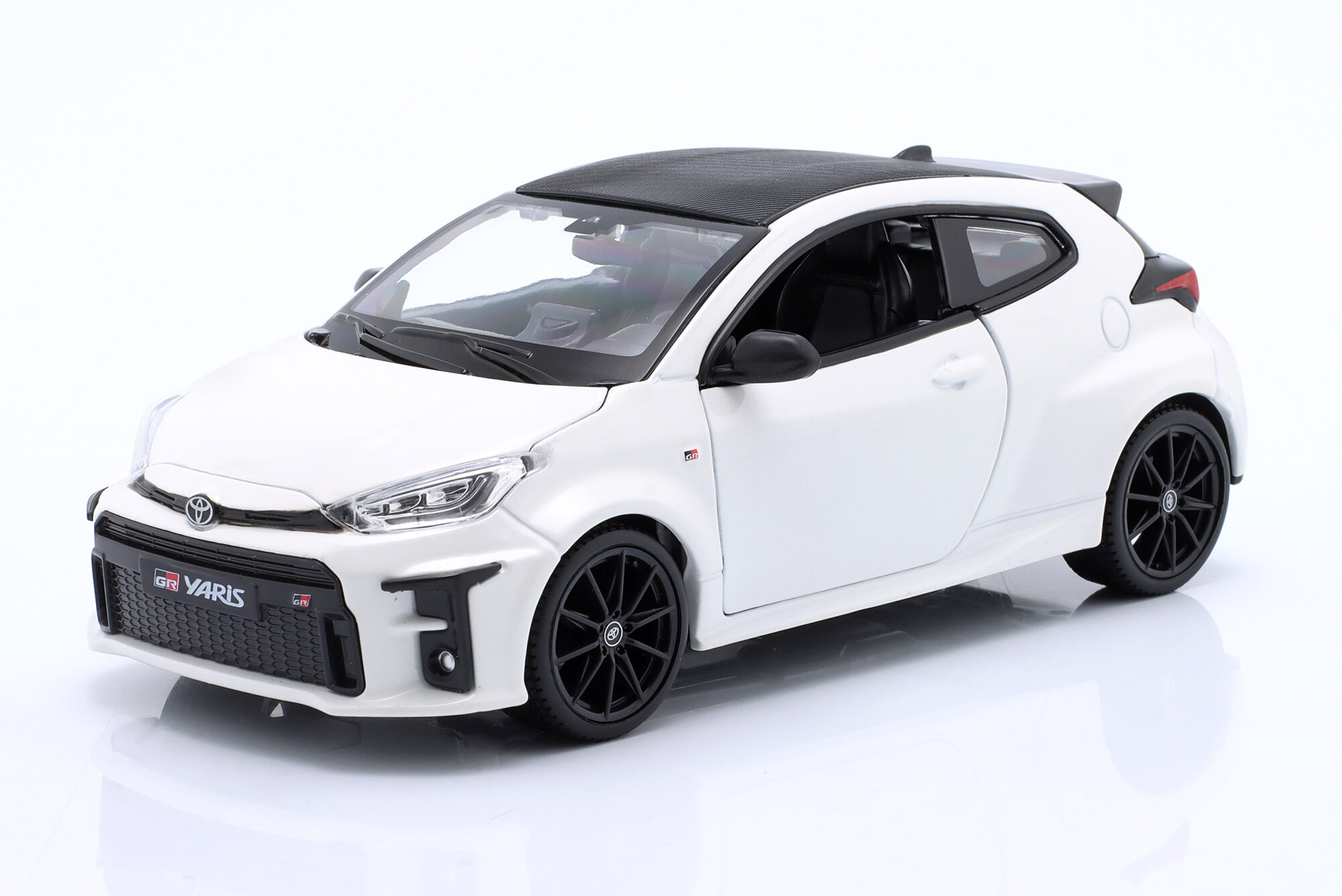 Модель коллекционная MAISTO Toyota gr yaris 2021 white / тойота ярис белый
