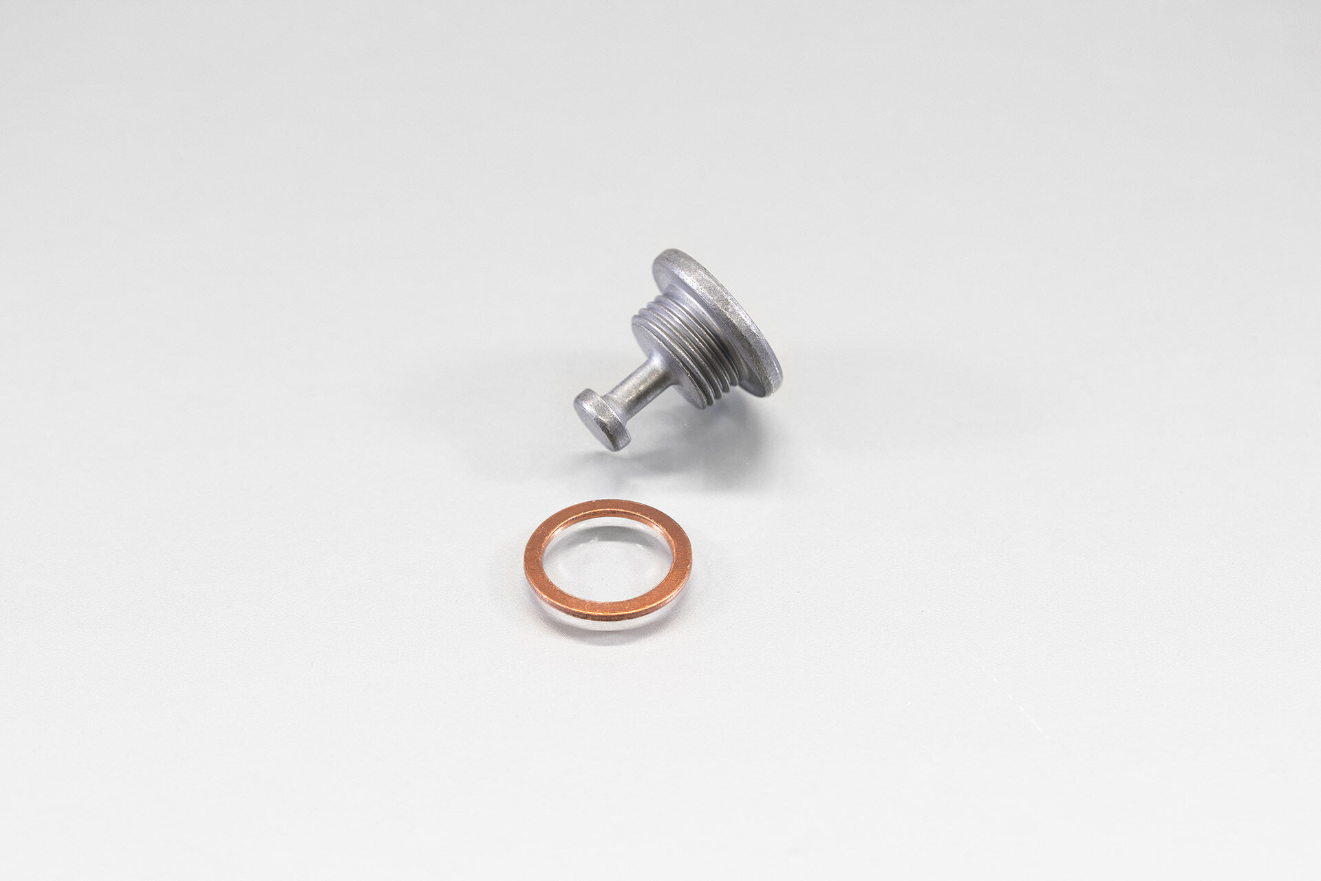 Сливная пробка двигателя McLaren с шайбой, артикул 11F0799CP