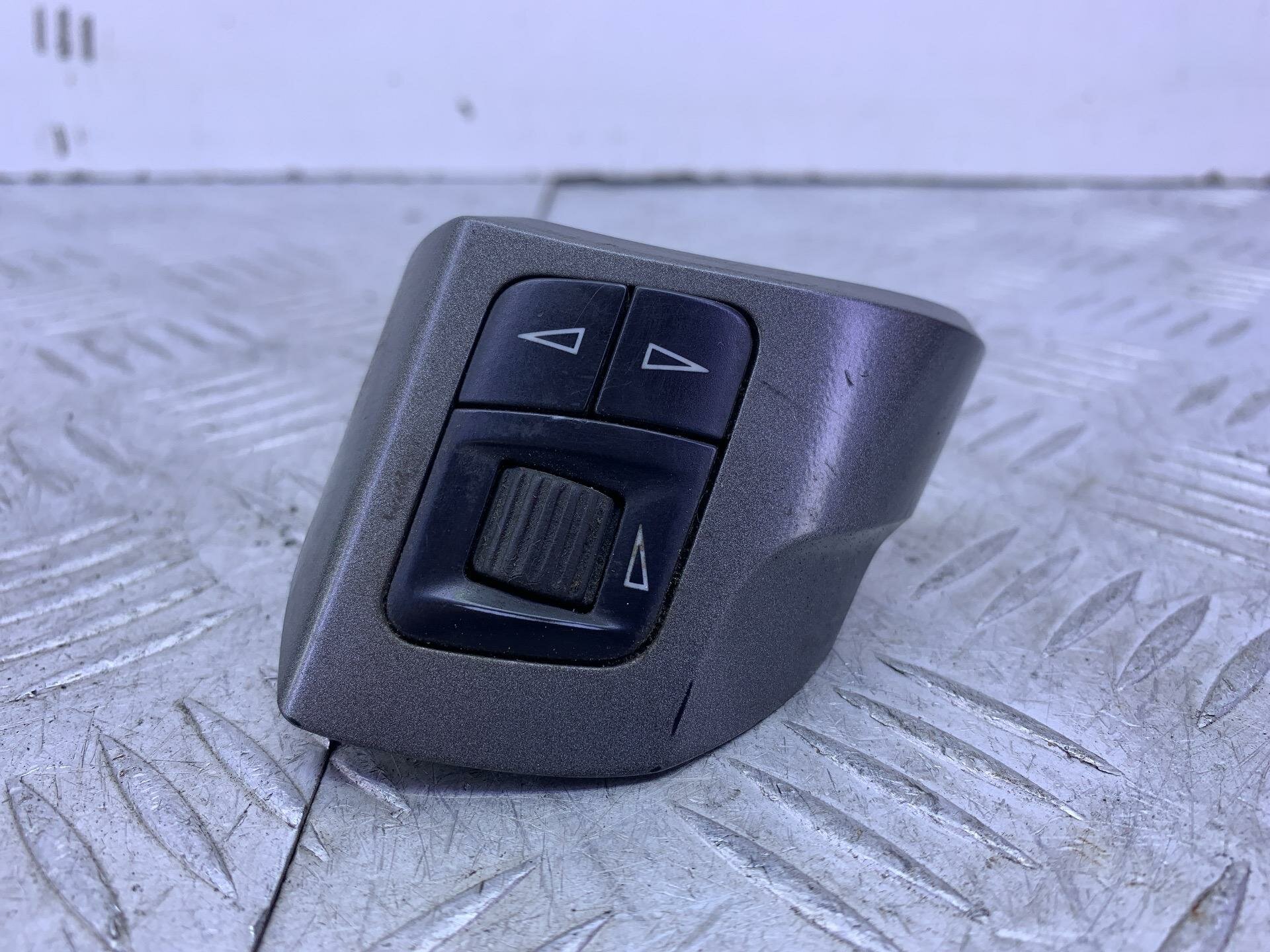 Кнопки управления на руле Opel Zafira B 2007 13208858