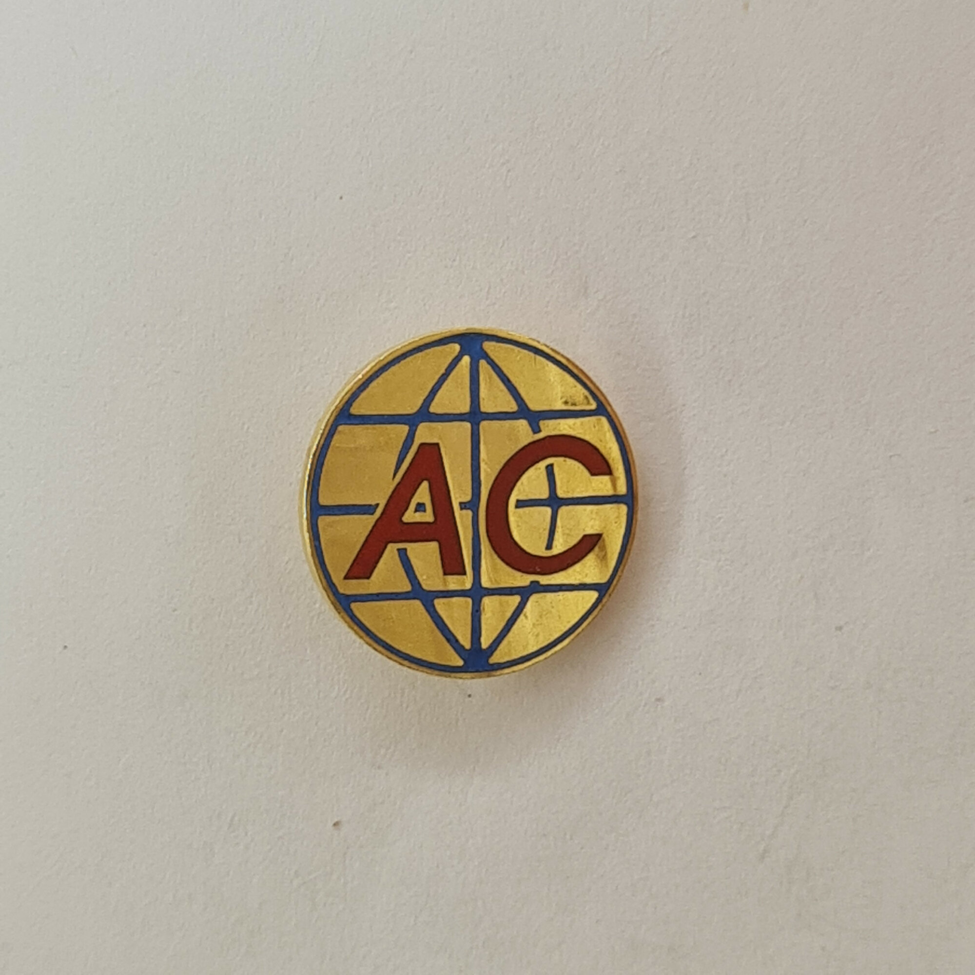 Значок СССР. Буквы AC на фоне глобуса, международная тематика. Винтажный значек.