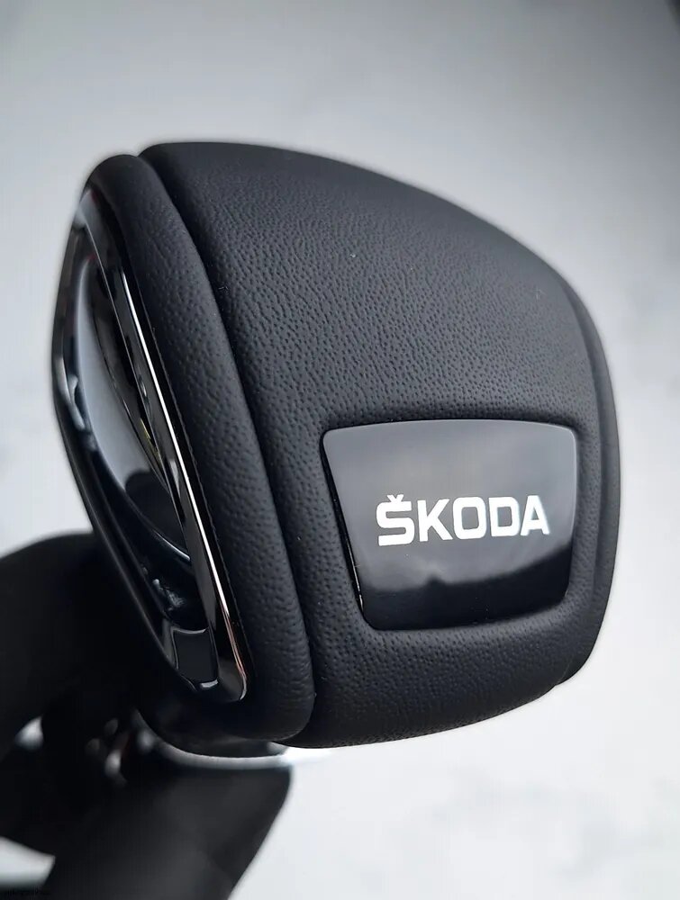 Ручка АКПП для Skoda Kodiaq Octavia A7 Superb Rapid. Логотип Skoda