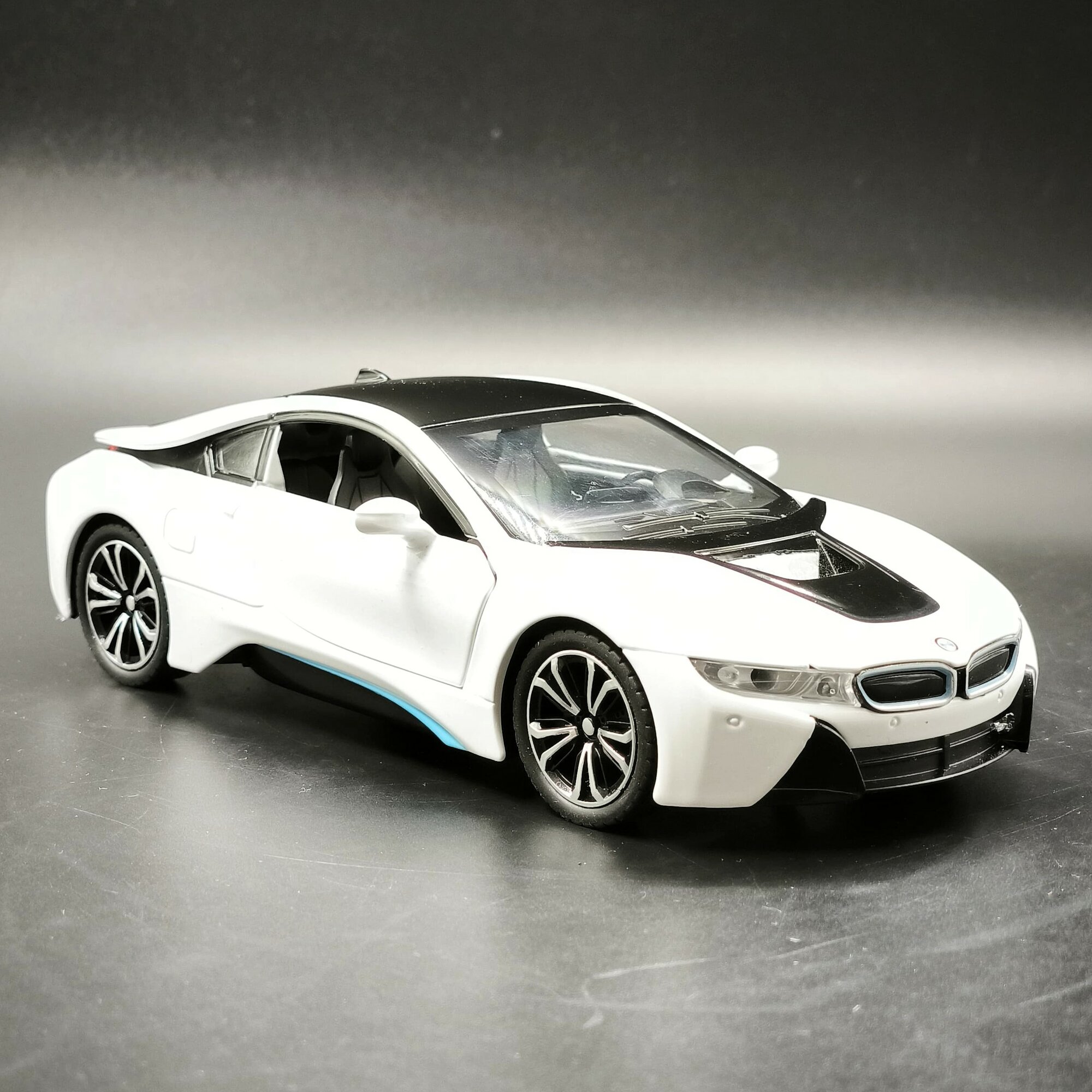 Металлическая модель BMW i8 с световым и звуковым сопровождением. Масштаб 1:24