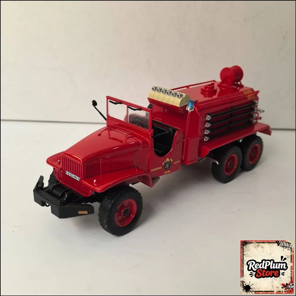 Эксклюзивная модель пожарной машины GMC CCKW 353 в масштабе 1/43, где капот выполнен из сплава, а бак для воды из пластика