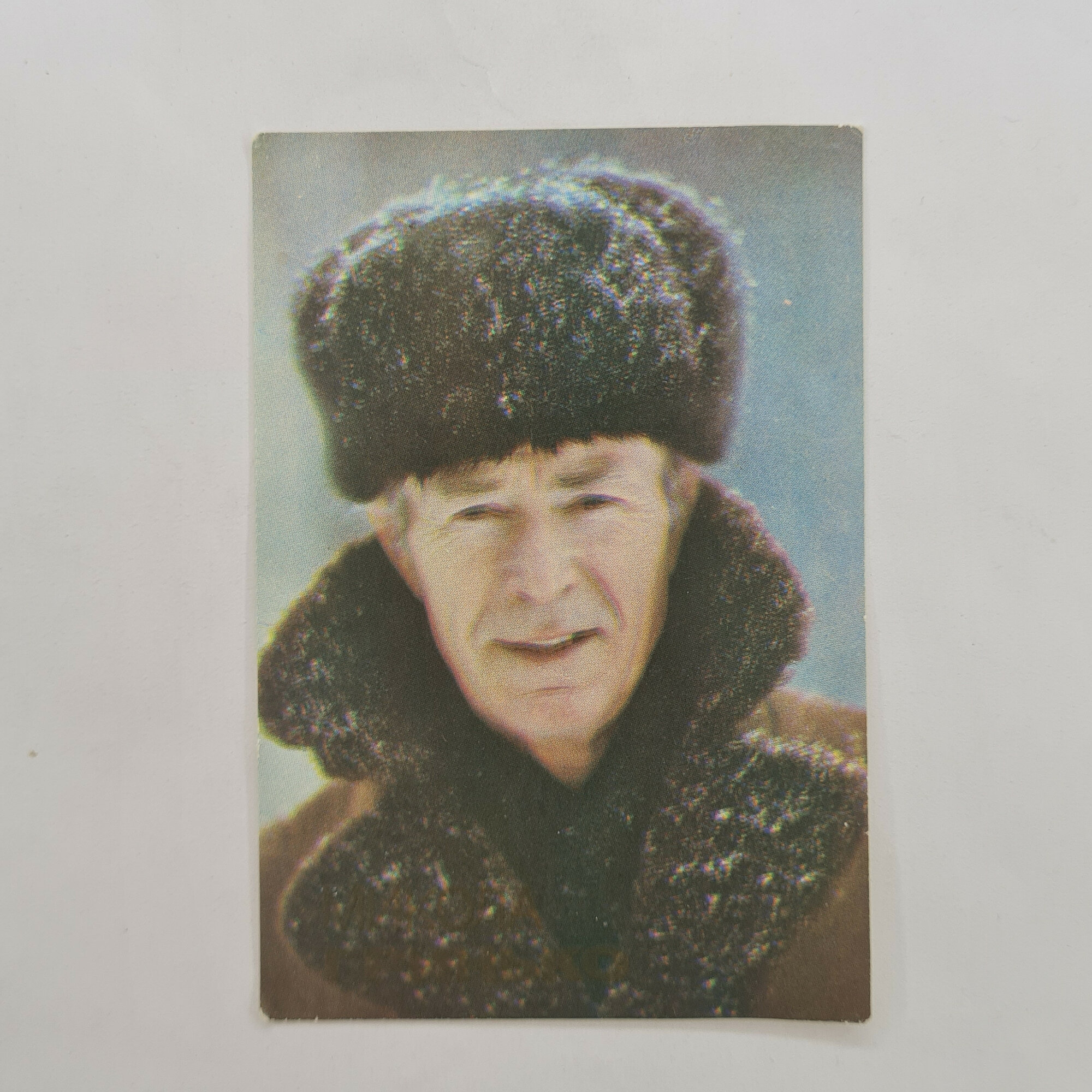 Карманный календарик СССР 1984. Портрет женщины в зимней одежде, голубой фон. Советский календарь