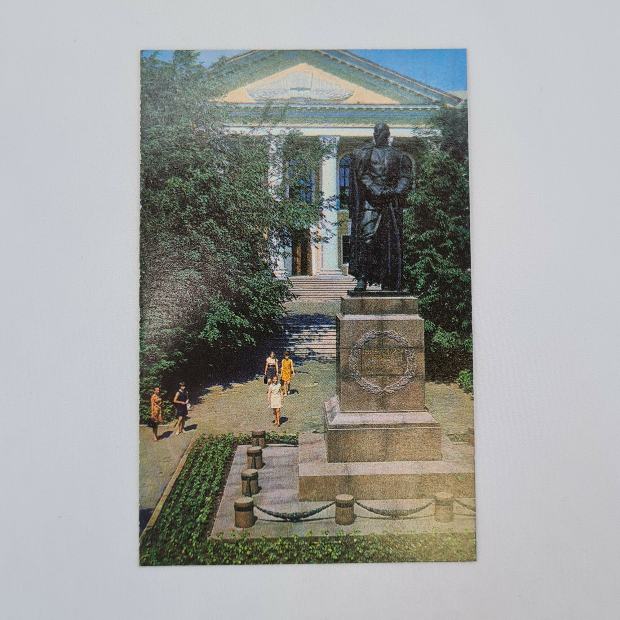 Открытка советская СССР. Орел, памятник генералу Л. Н. Гуртьеву у здания. Городская тема, винтаж