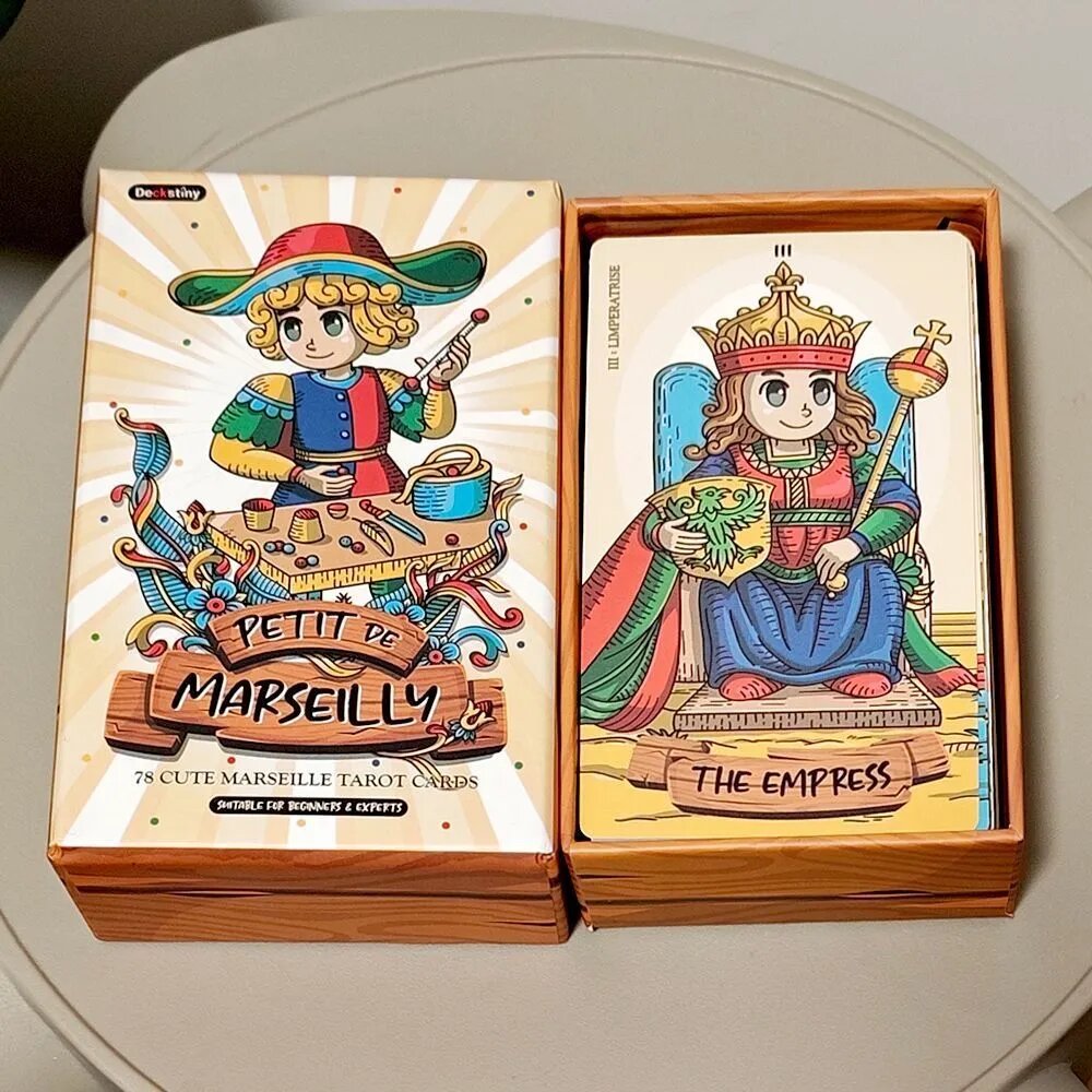Маленькое Марсельское Таро, в жесткой коробке /Petit De Marseilly Tarot in Rigid Box Cute Q Style Marseille Taort
