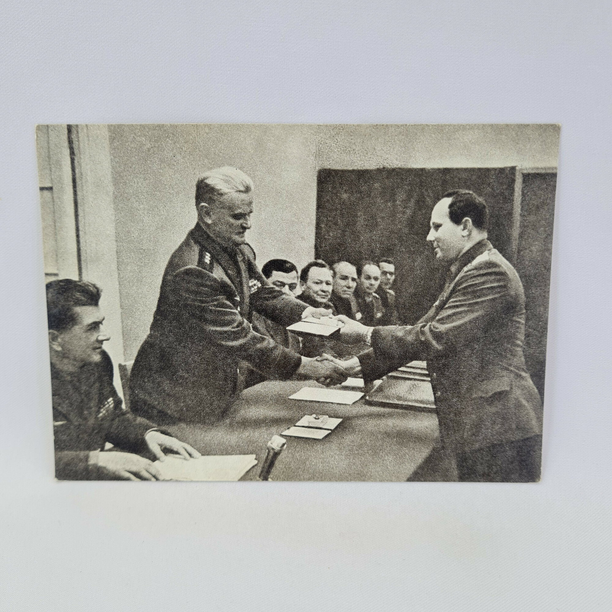 Открытка советская СССР. Юрий Гагарин вручает документы выпускнику академии. Космос, винтаж