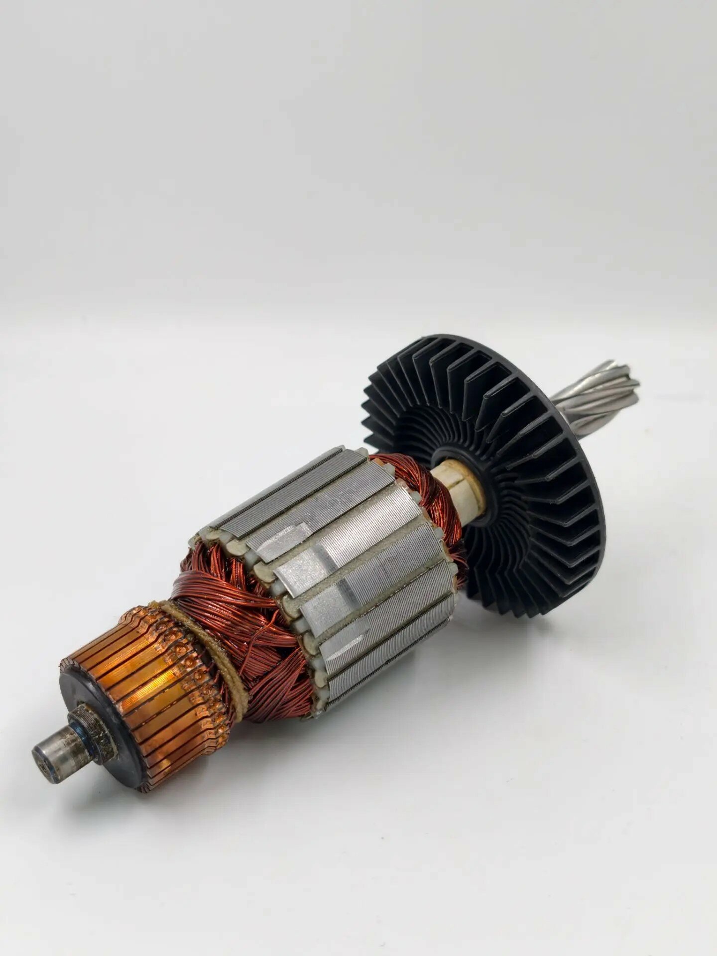 Якорь подходит для отбойного молотка HM1307C, HM1307CB, HM1317C, HM1317CB (аналог 517788-0)