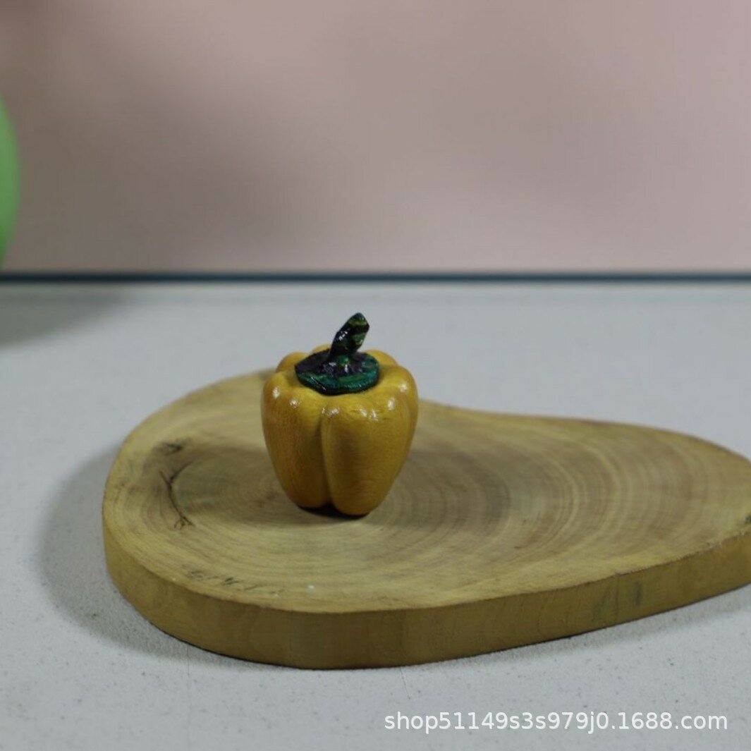 Зеленый перец из золотого сандала, деревянный карвинг, 3.8x3 см