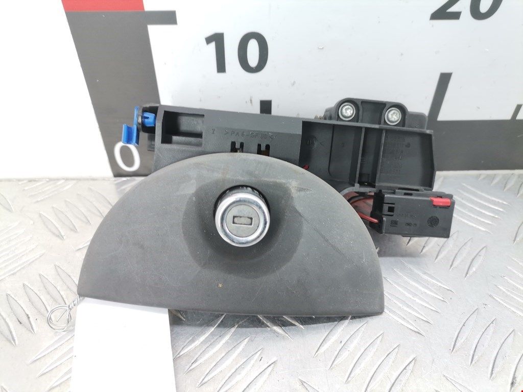Ручка крышки багажника / 1655609 13168316 13151889 для Opel Meriva A (с пробегом)