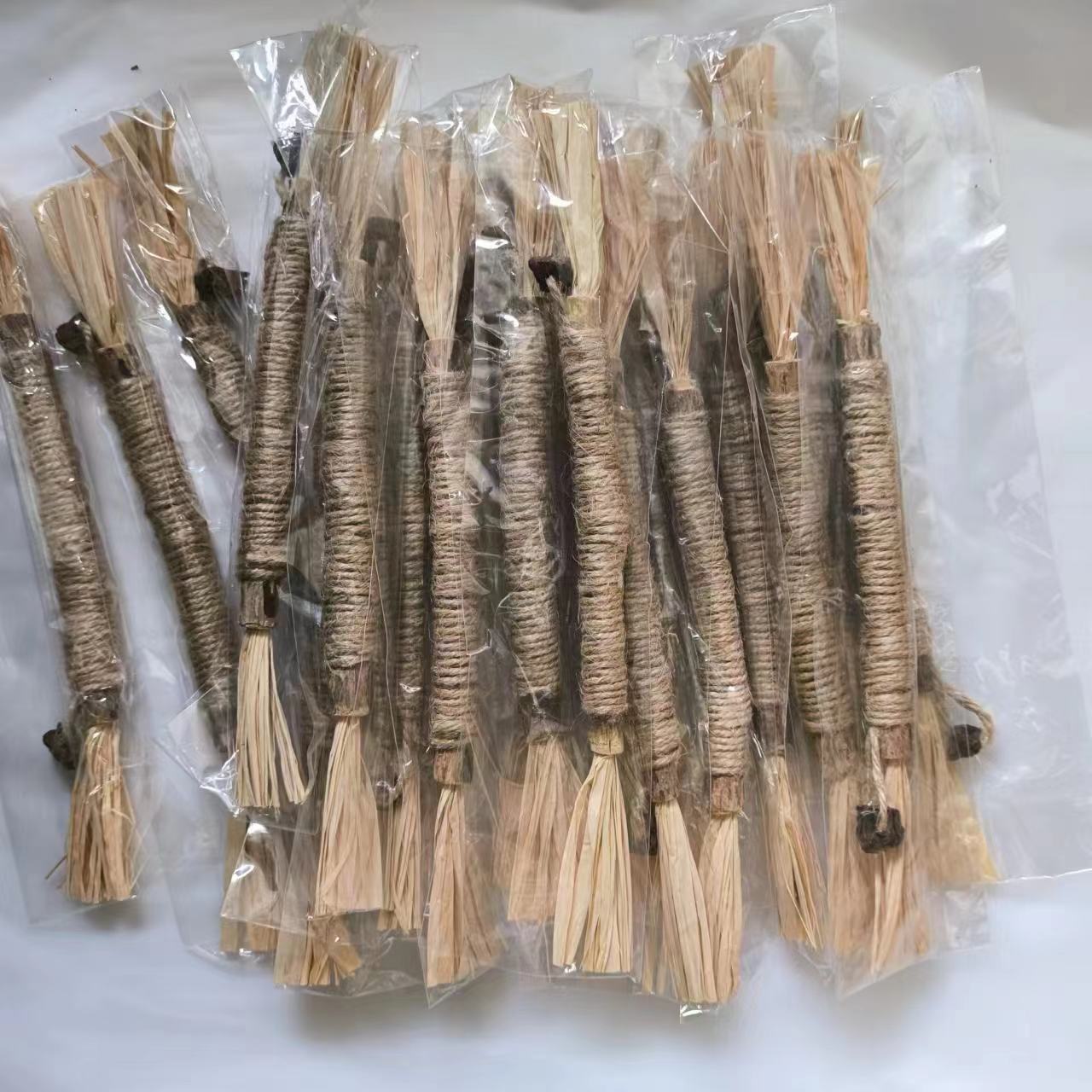 Новая модель комбинированной игрушки для кошек: грызунок из плодов бузины и палочка из растения маки. Для чистки зубов, удаления зубного камня и свежего дыхания.