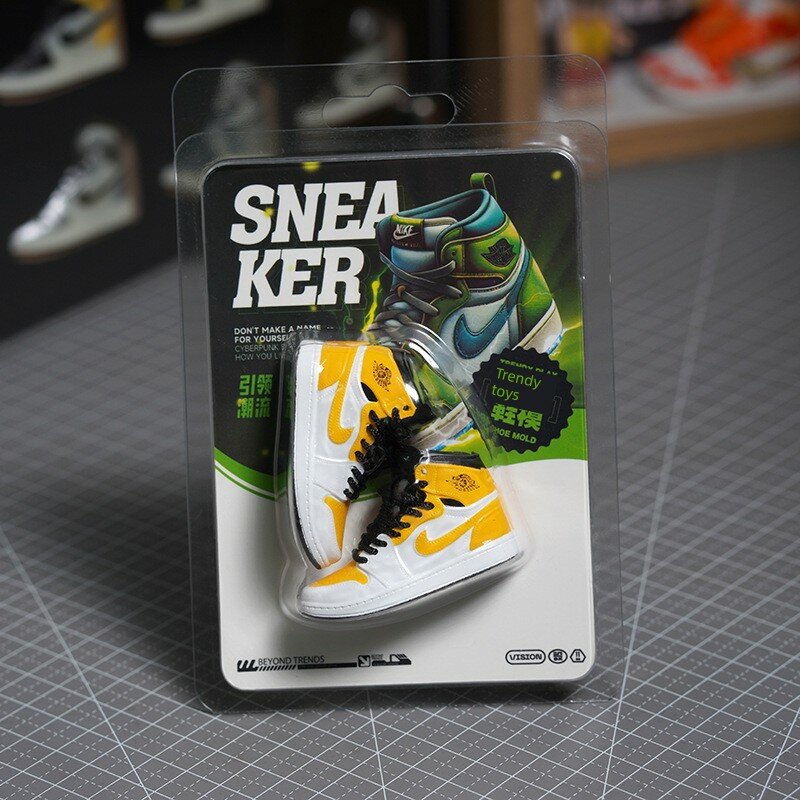 Ключен с моделью Air Jordan для баскетбола бело-желтый дизайн - подлинный подарок для фанатов