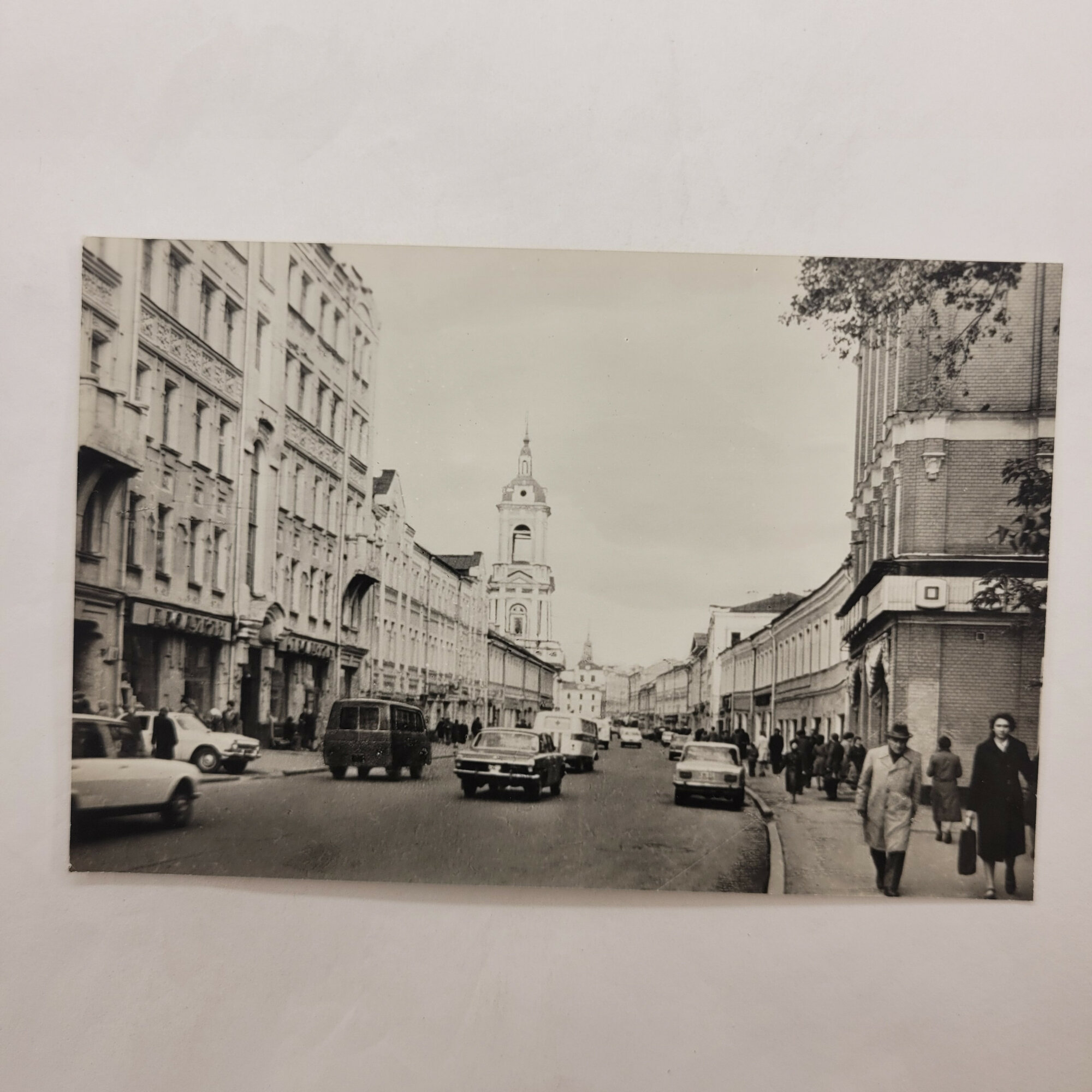 Открытка советская СССР. Пятницкая улица в Замоскворечье, здания и автомобили. Винтаж