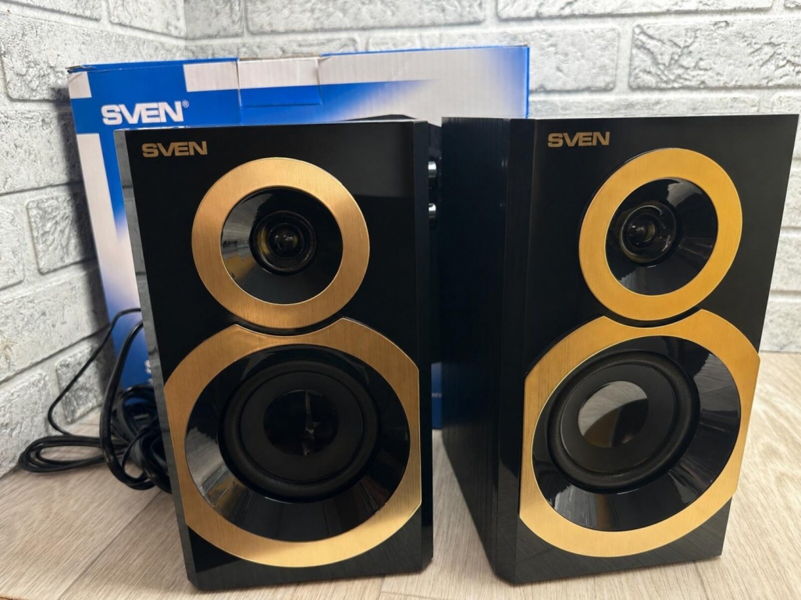 Колонки для компьютера 2.0 SVEN SPS-619 в деревянном корпусе (МДФ), 20 Вт, чёрные с золотистым