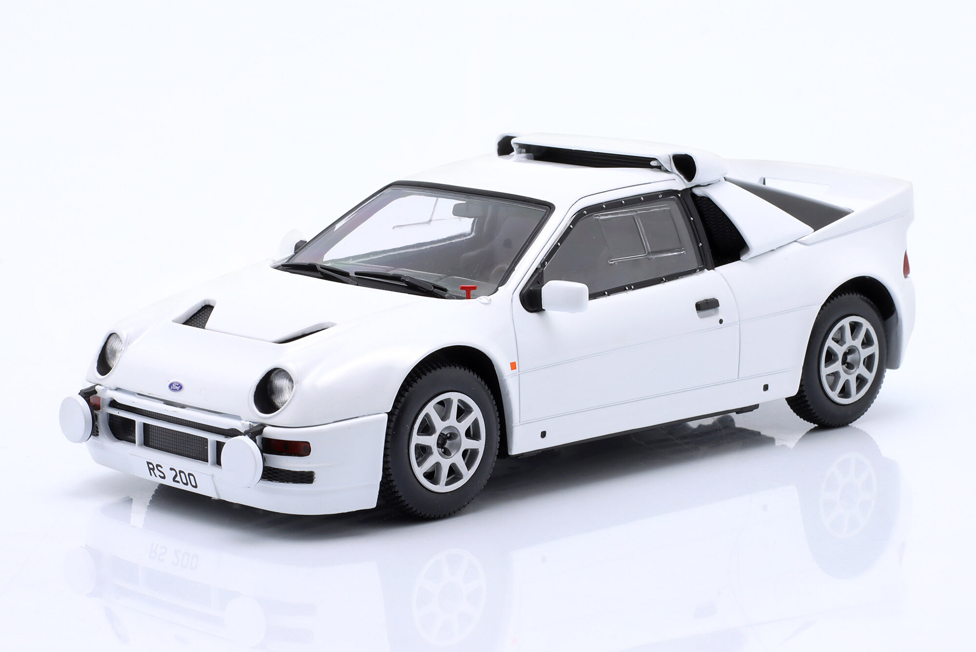 Модель коллекционная WHITEBOX Ford RS200 1984 white