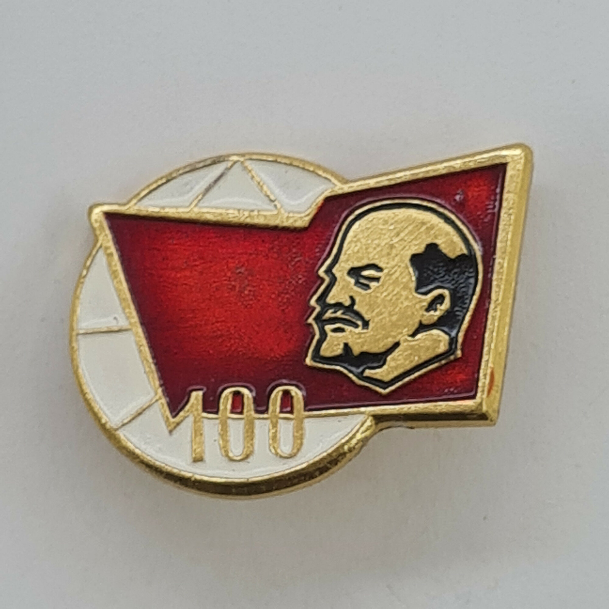 Значок СССР. Ленин, число 100, красное знамя, революционная тематика. Винтажный значек.