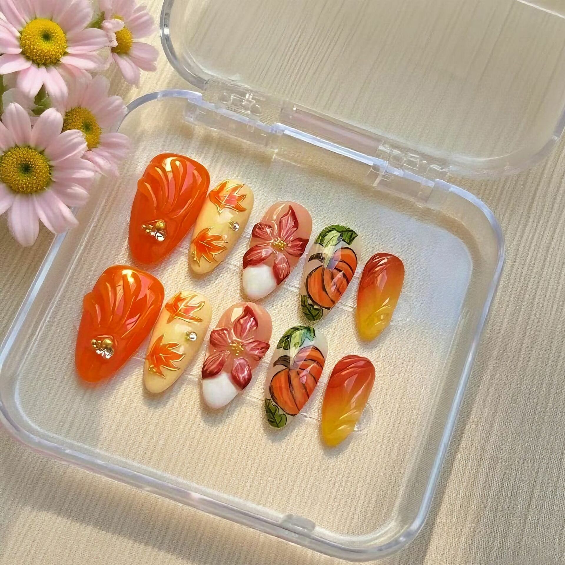 30-шт. накладные ногтевые пластины с камнями, 3D градиентный цветочный дизайн в золотом оттенке, включая инструмент для