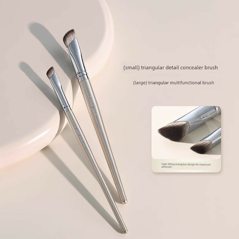 Кисть для консилера Goody Triangular Iron для маскировки темных кругов, слезных борозд и носогубных складок,