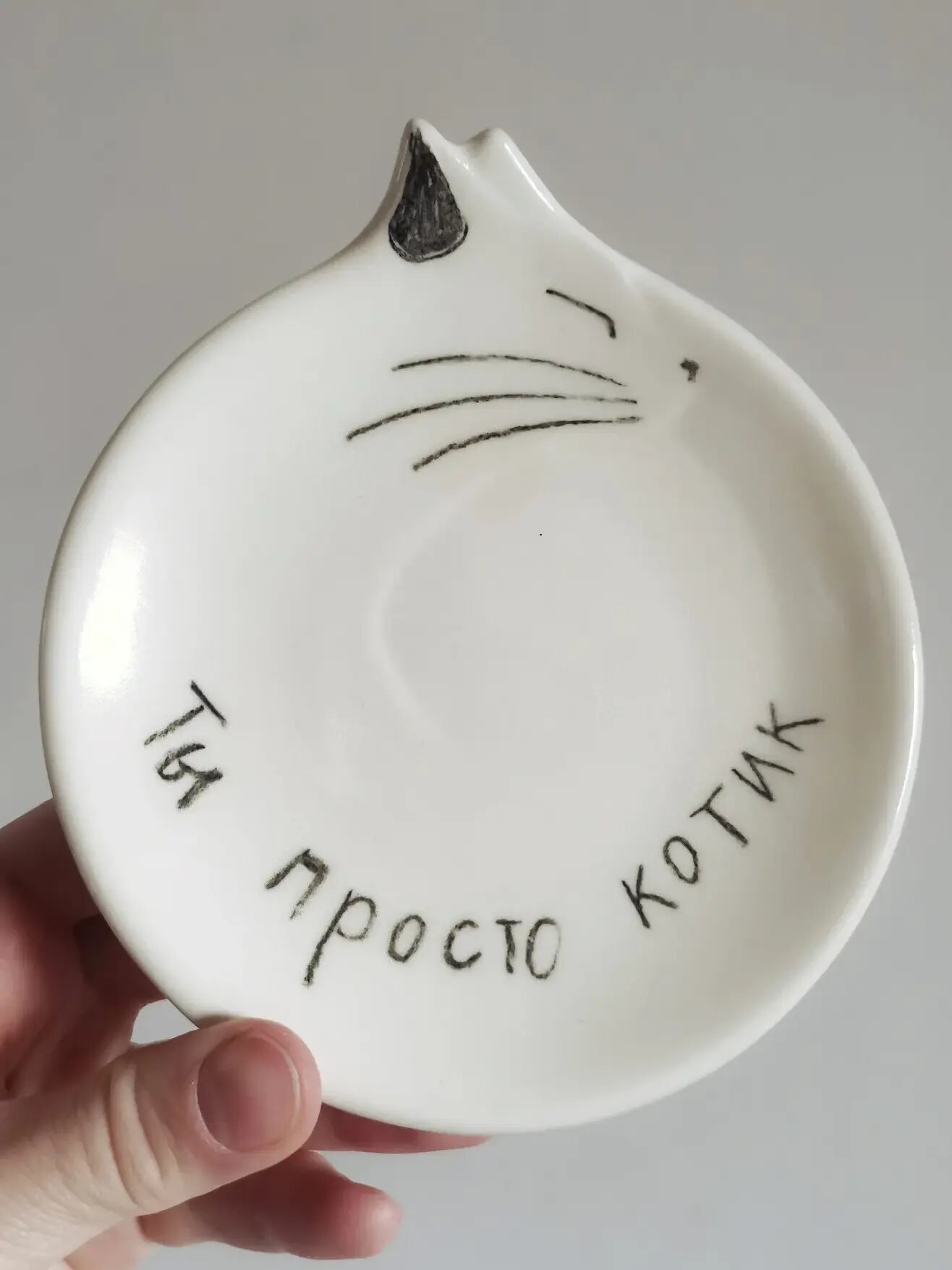Блюдце ручной работы Taniko Ga «Ты просто котик», белая, керамика, 12 см