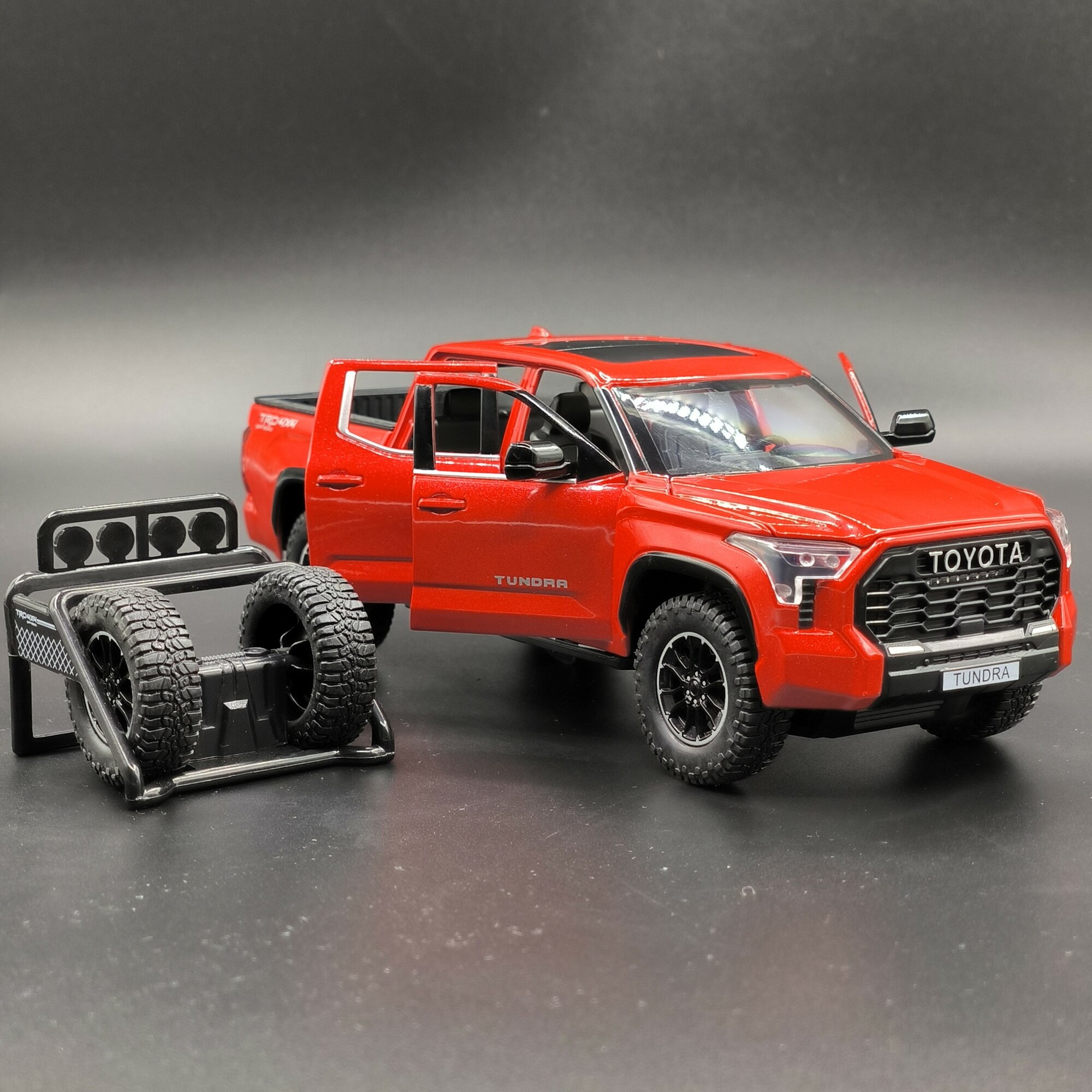 Машина металлическая Toyota tundra 1:24 с световым и звуковым сопровождением.