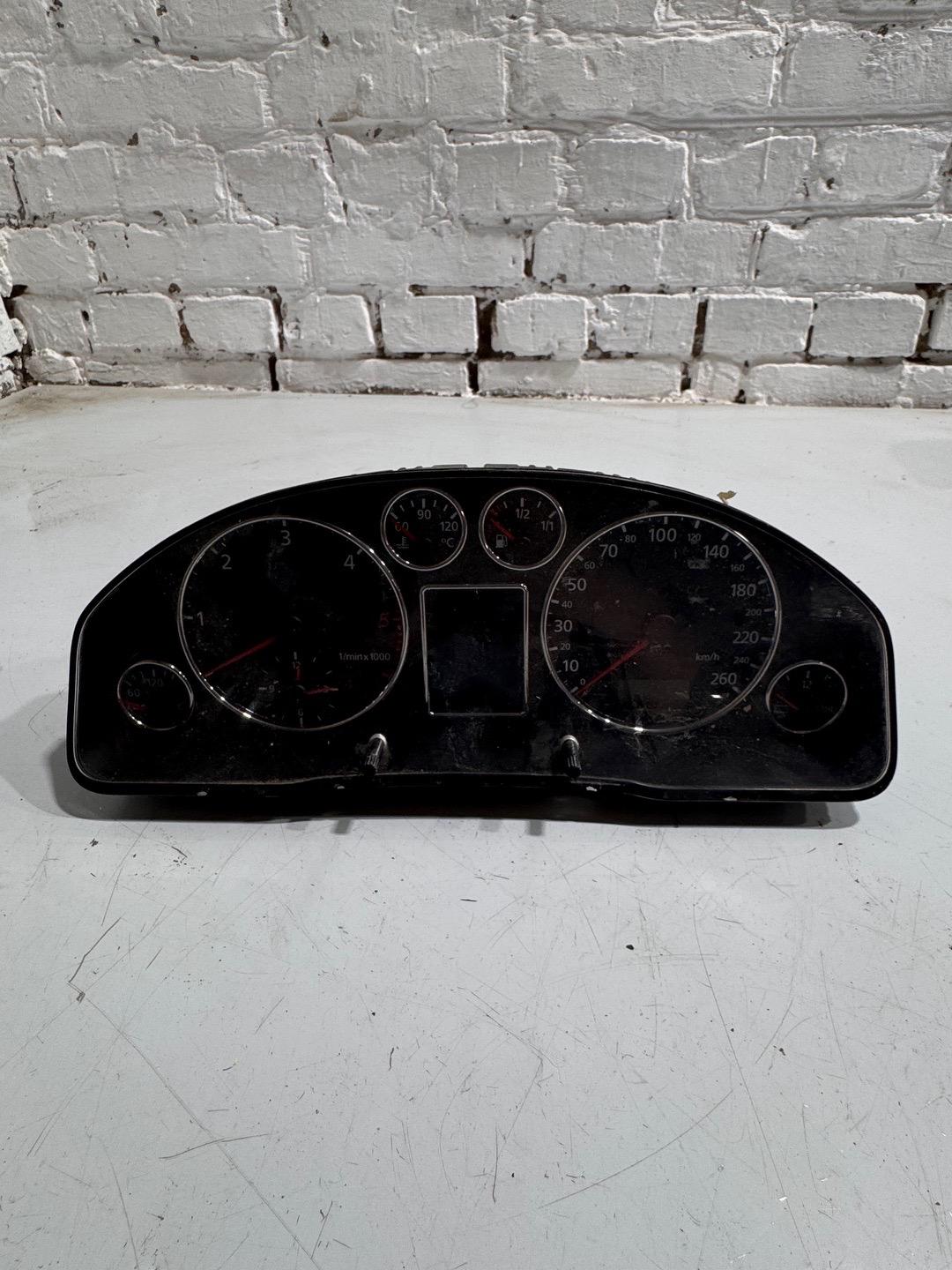 Панель приборов (щиток) Audi A6 C5 рест. (2001 - 2005) 4B0919880X