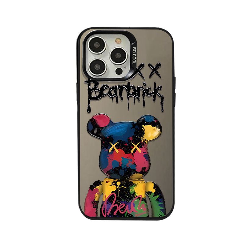 Чехол на Aйфон 13 Про Макс / IPHONE 13 PRO MAX черный с фигуркой граффити-медведя Bearbrick и каплями краски Противоударный