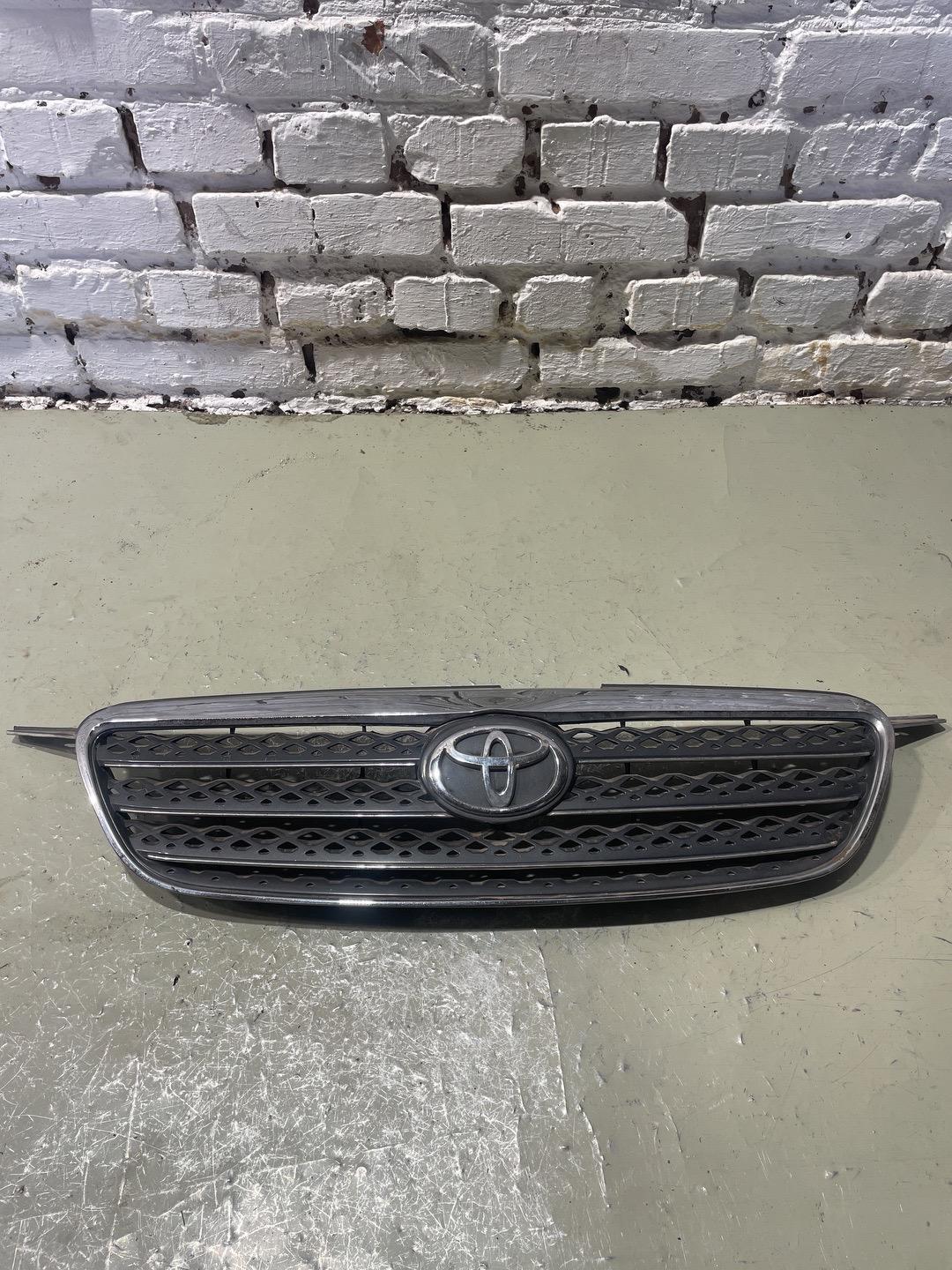 Решетка радиатора Toyota Corolla 9 E130 (2002 - 2007) 5311102270