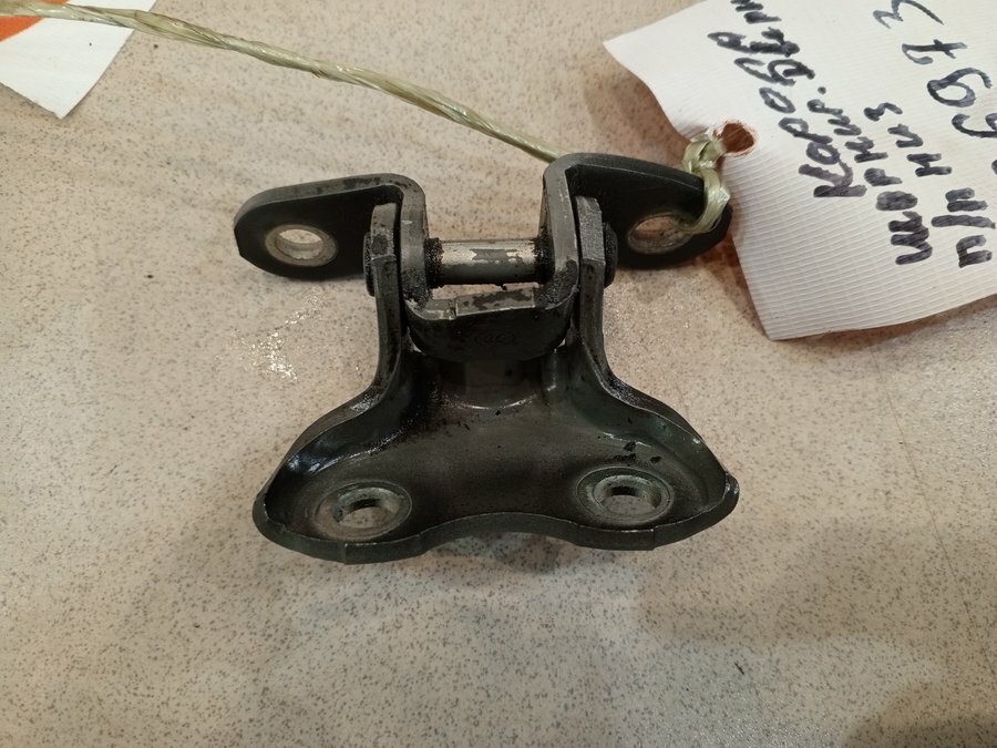 Петля двери передней правой нижняя от Toyota Corolla E150 2006-2013