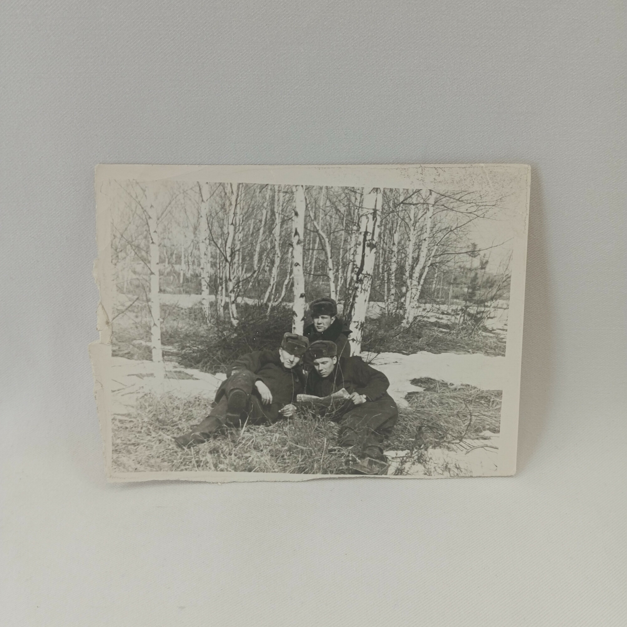 Фотография винтажная, СССР. Черно белый снимок с тремя мужчинами на природе, бумага