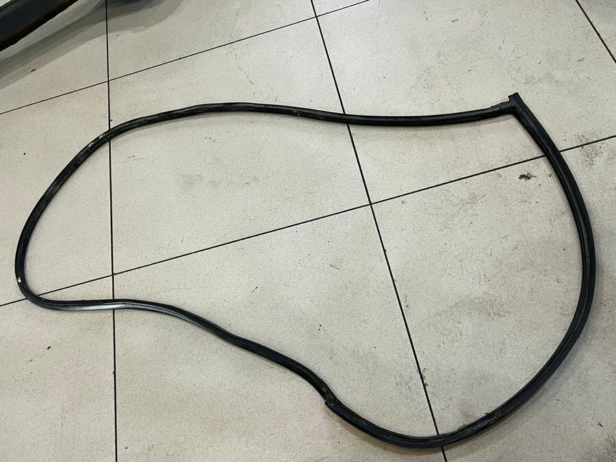 Уплотнитель двери задней левой от Hyundai Sonata 4 EF 2001-2012