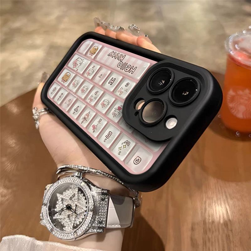 Чехол на Айфон 15 / iPhone 15 чёрный с дизайном клавиатуры Hello Kitty в белых квадратах, современный силиконовый ударопрочный антискользкий чехол