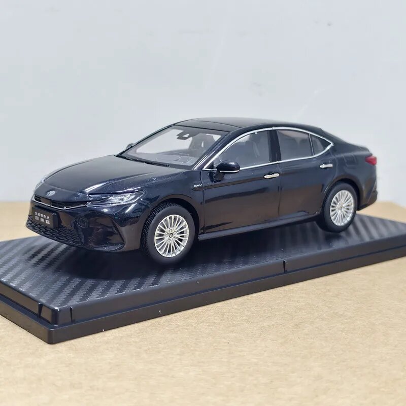 Масштабная модель автомобиля WELLY Toyota Camry 2024 1:30