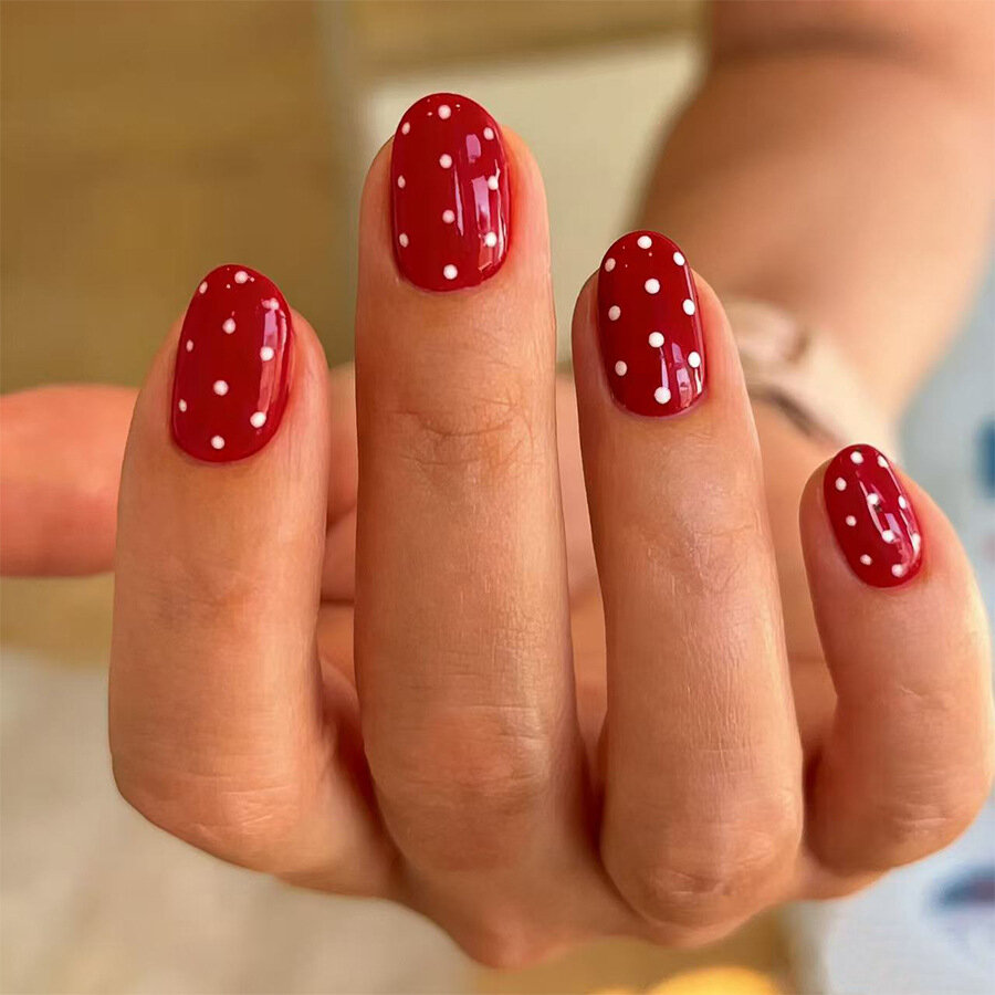 Весенне-летние короткие овальные глянцевые накладные ногти красный с белым горошком 24 шт