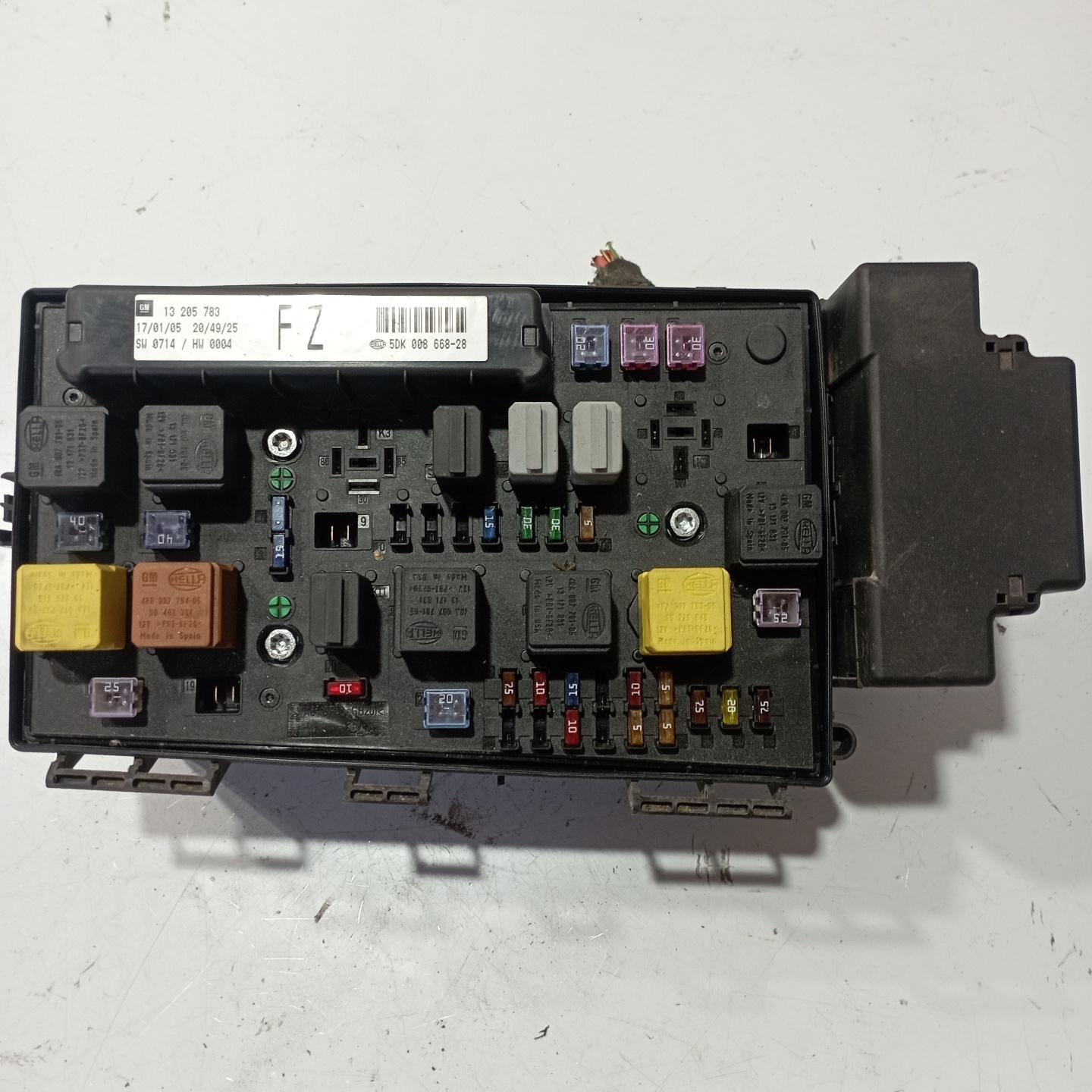 Блок предохранителей Opel Astra H (2004 - 2007) 13205783