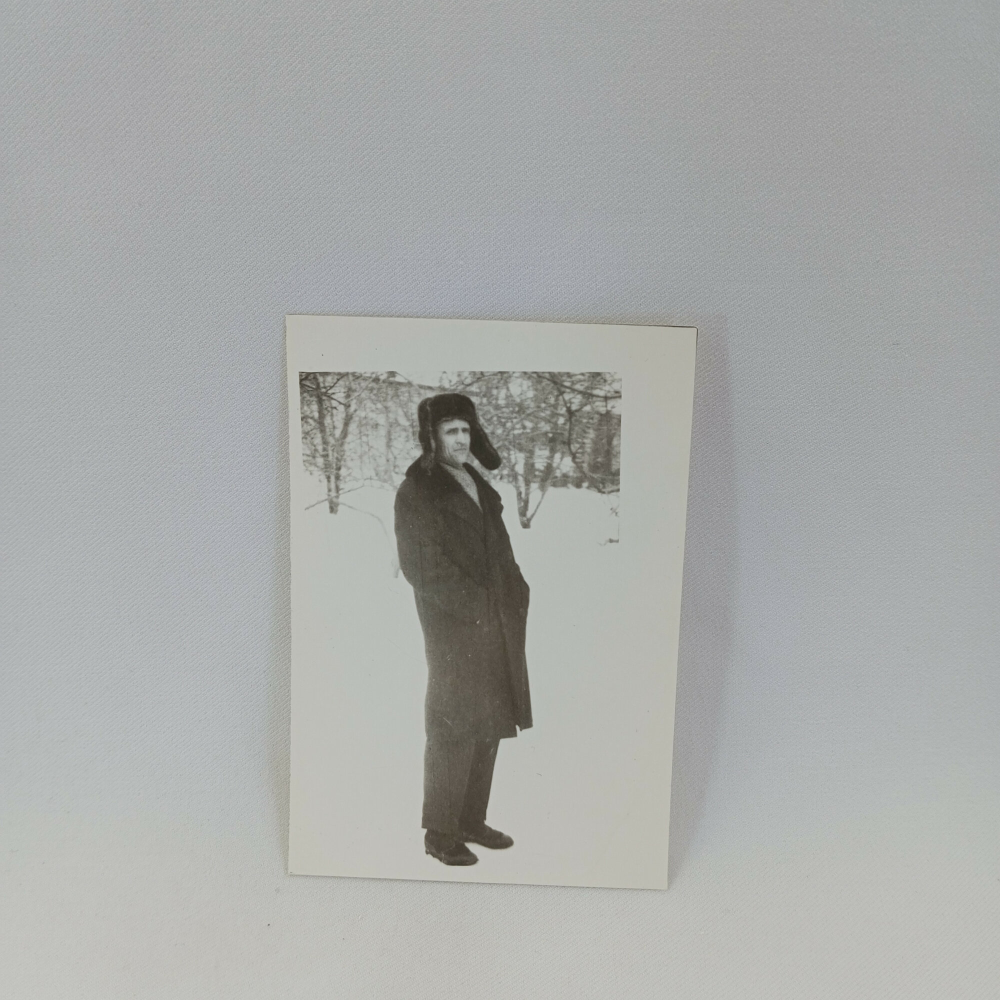 Фотография винтажная, СССР. Черно белый снимок человека в зимней одежде, формат открытки