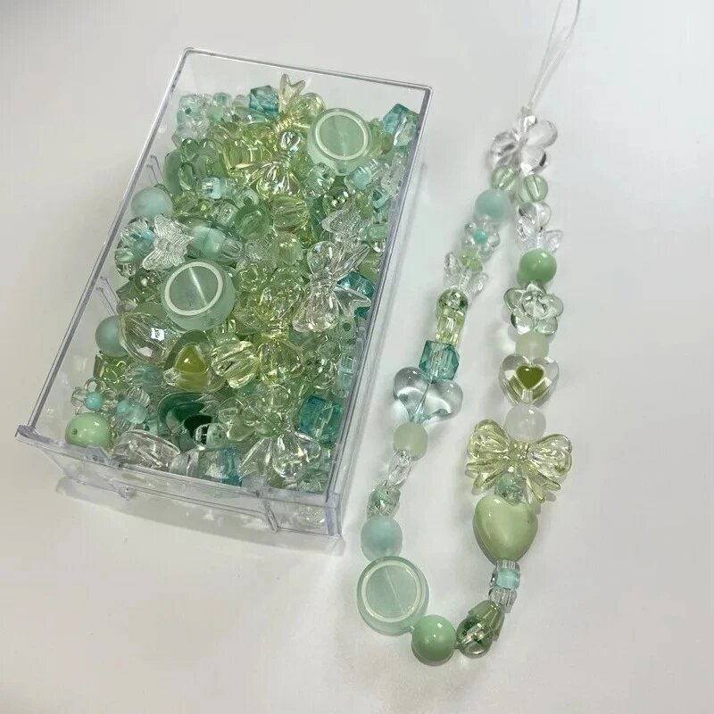 Изумрудная бисерная цепочка для телефона Fresh green